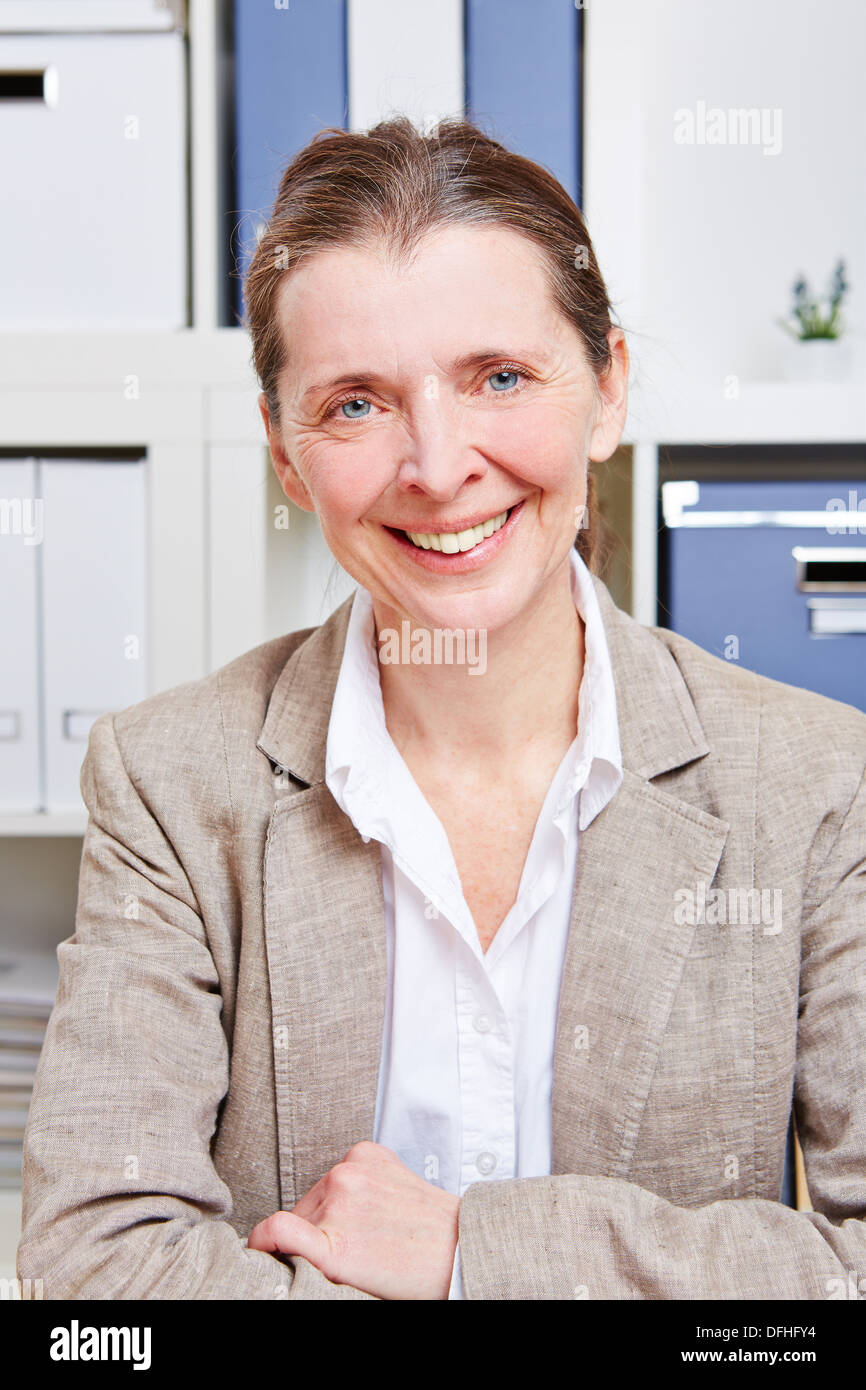 Woman sitting at office desk hi-res stock photography and images - Alamy