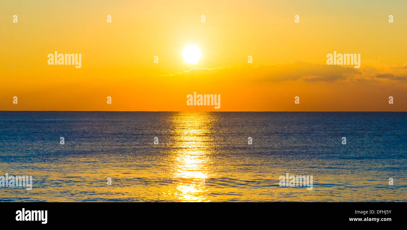 Sunrise over ocean sunset ocean hi-res stock photography and images - Alamy
