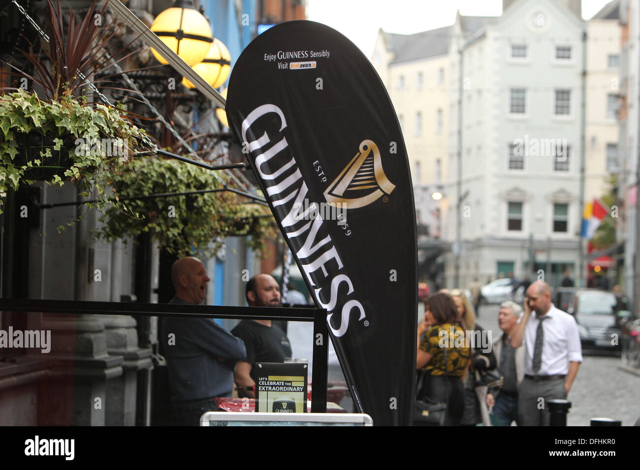 Guinness sign outside pub hi-res stock photography and images - Alamy