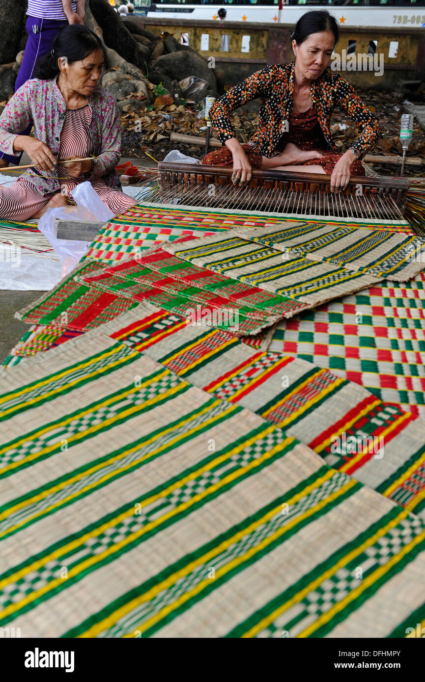 Elderly Vietnamese hand making colourful reed floor mats Stock Photo ...