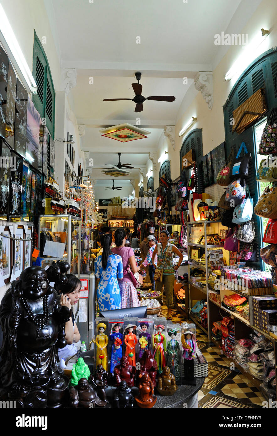 Vietnamese shop selling souvenirs to tourists and visitors Stock Photo ...