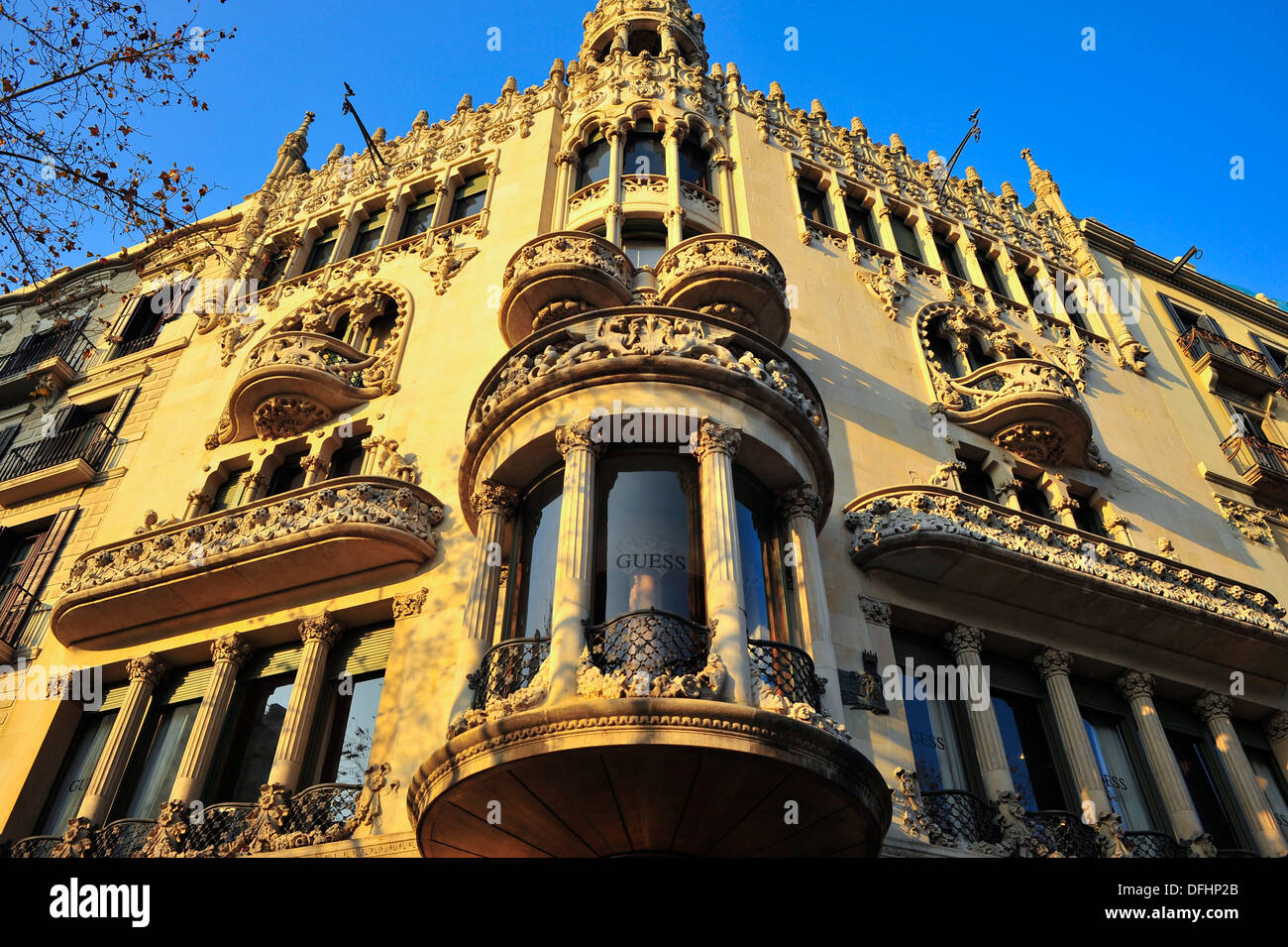 Edificio residencial de estilo modernista Casa Lleó Morera, siglo XX ...