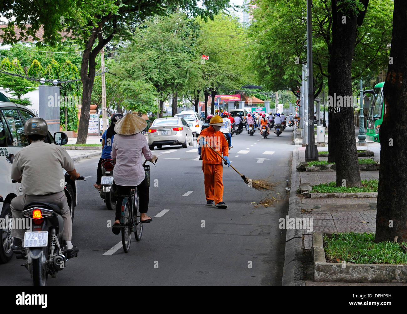 City roads hi-res stock photography and images - Alamy