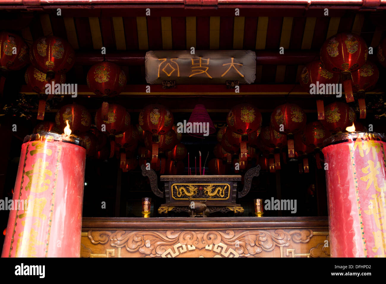 Chinese altar hi-res stock photography and images - Alamy