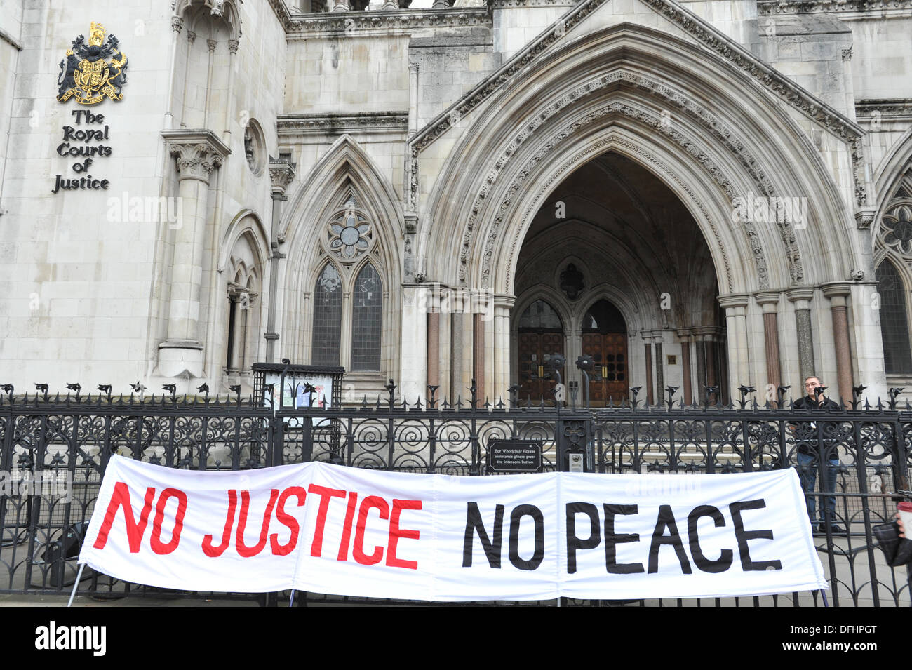 Outside the high court in london hi-res stock photography and images ...