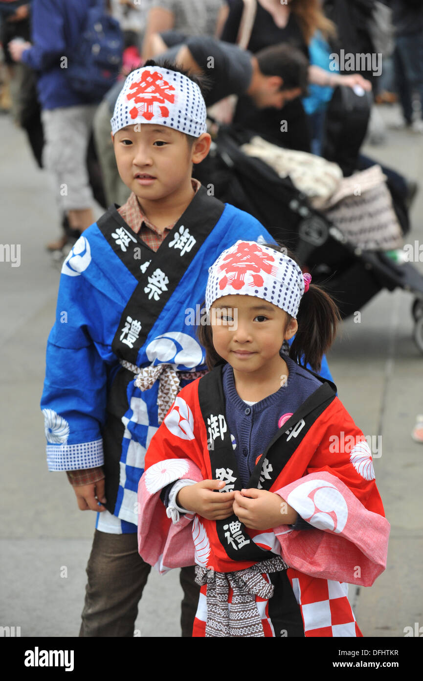 Trafalgar Square, London, UK. 5th October 2013. Two children in ...