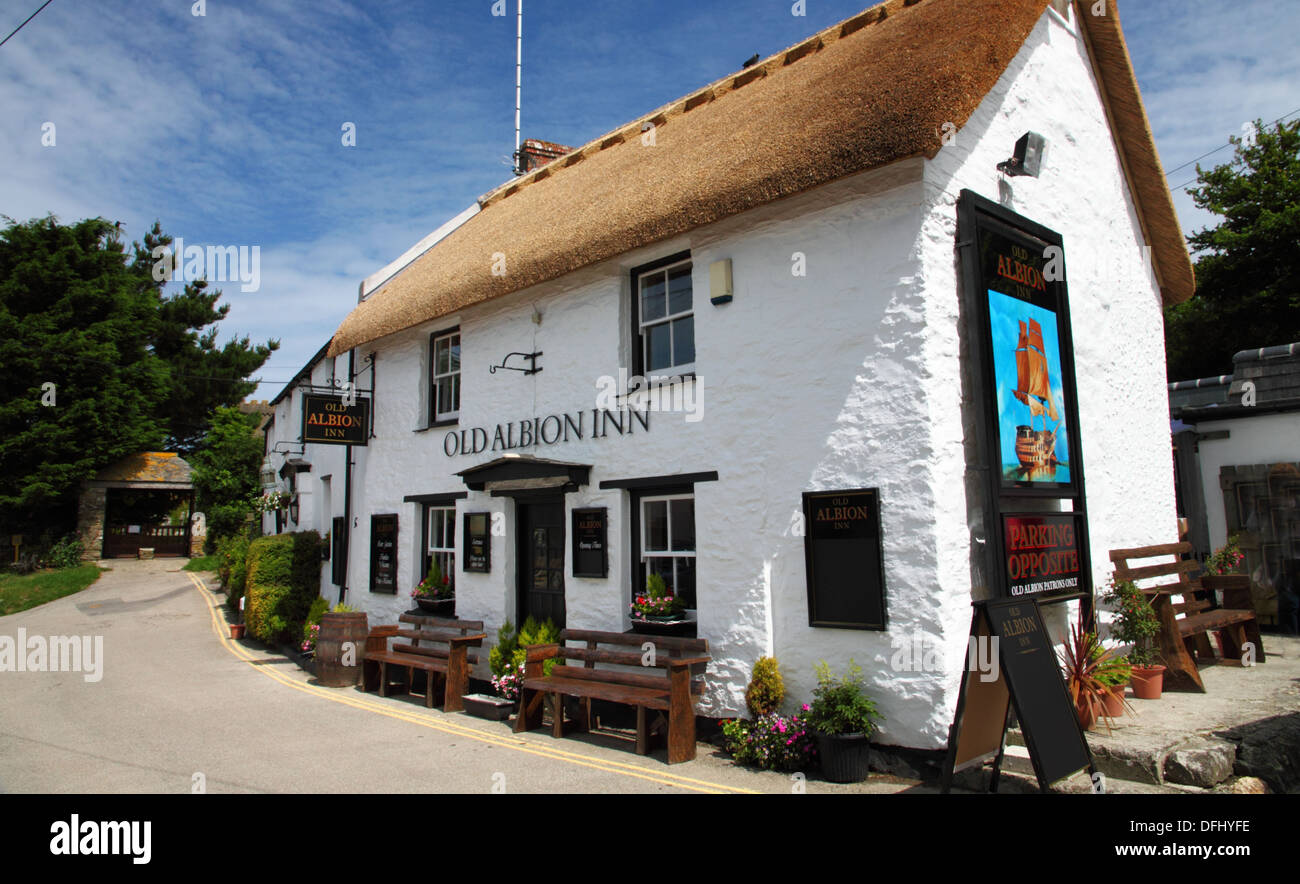 A thatched pub with white walls Stock Photo - Alamy