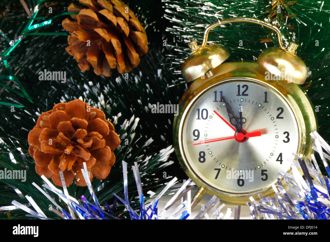 Beautiful watch around the Christmas tree show that before the arrival ...