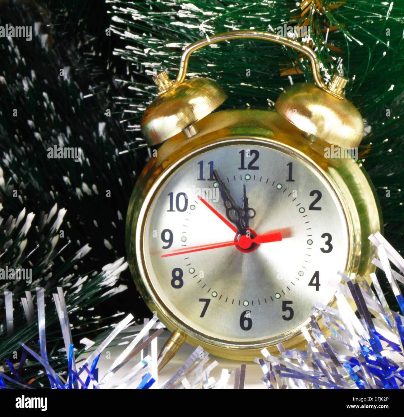 Beautiful watch around the Christmas tree show that before the arrival ...