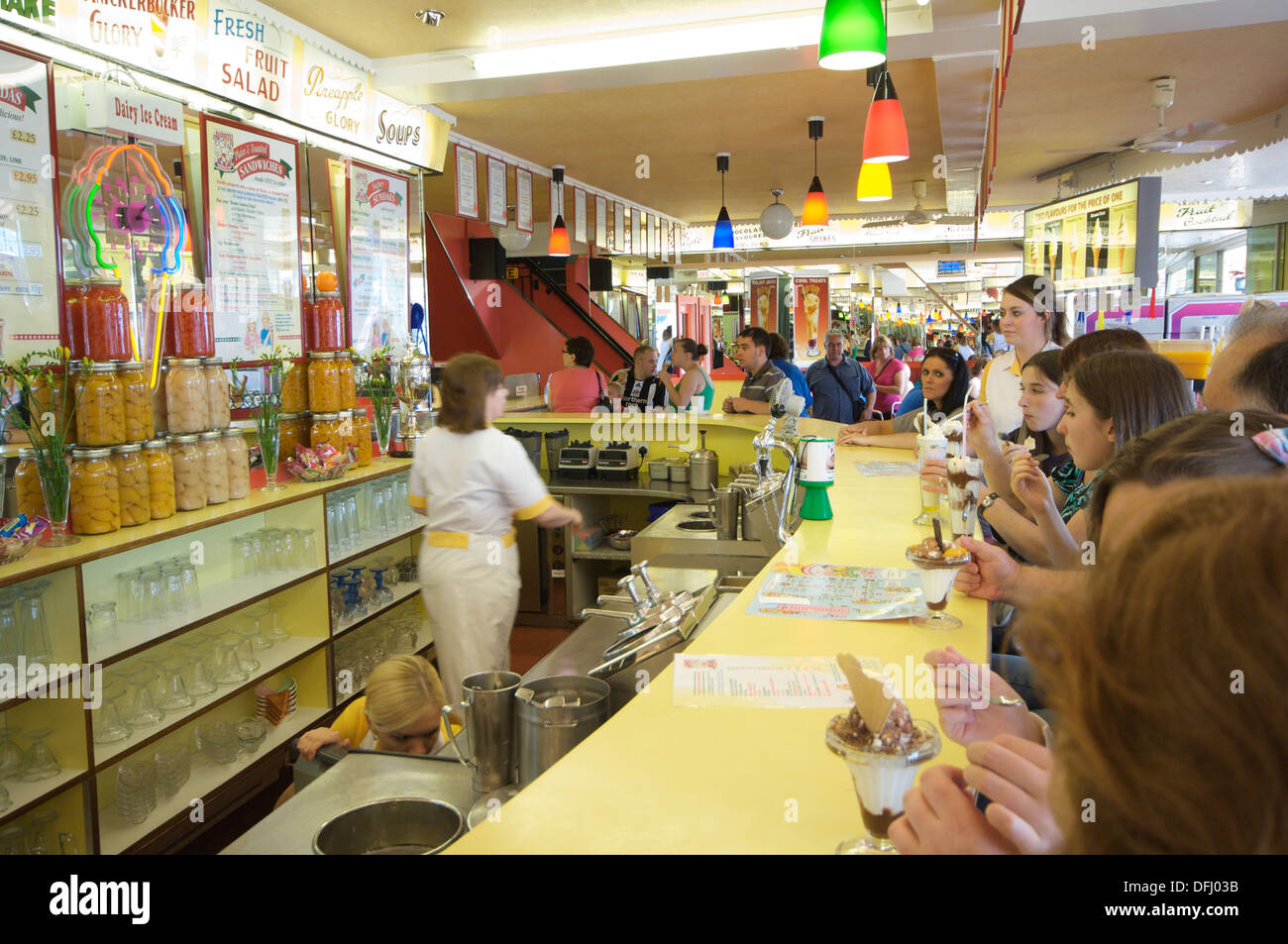 1950s waitress hi-res stock photography and images - Alamy