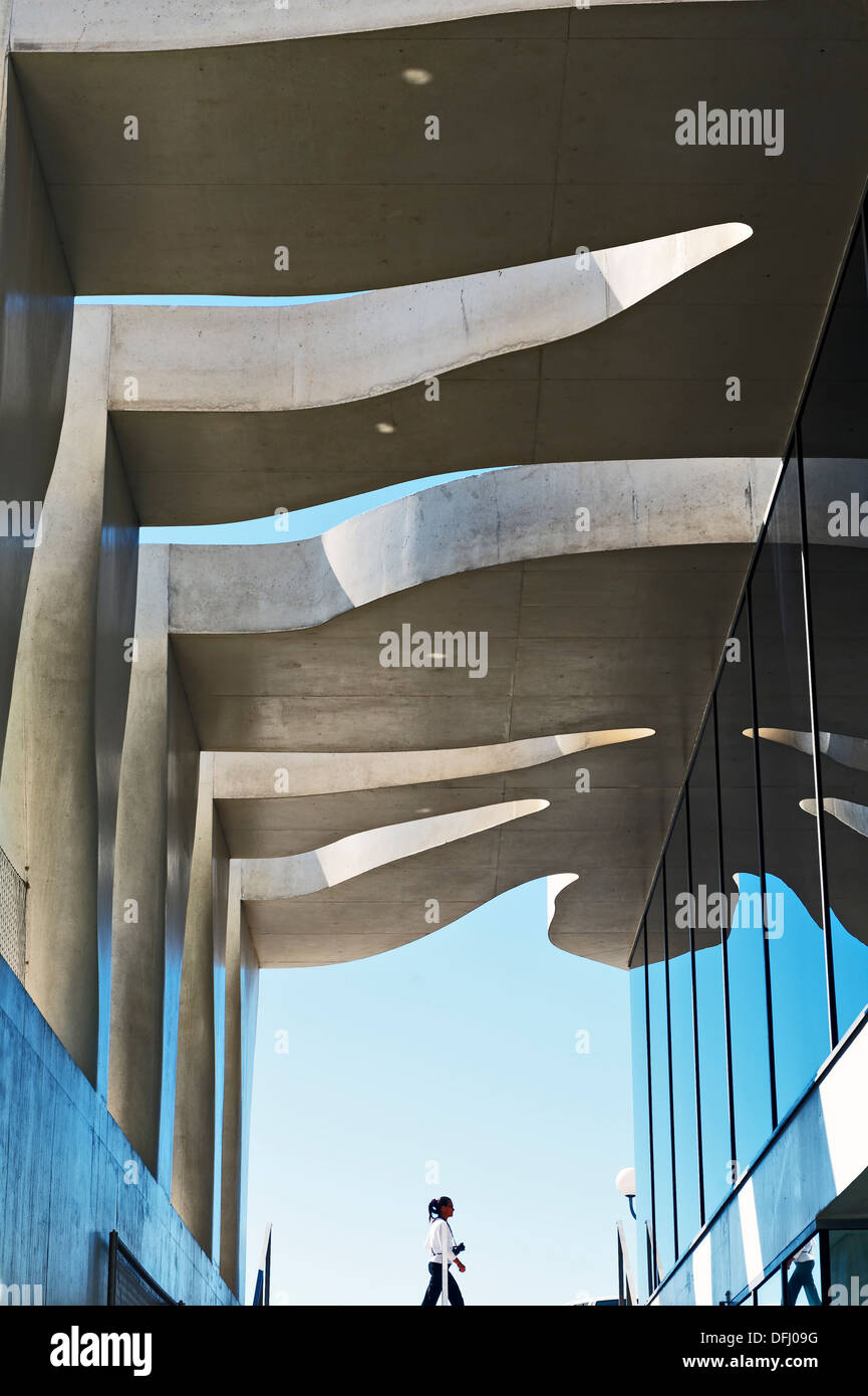 Mirror modern architecture hi-res stock photography and images - Alamy