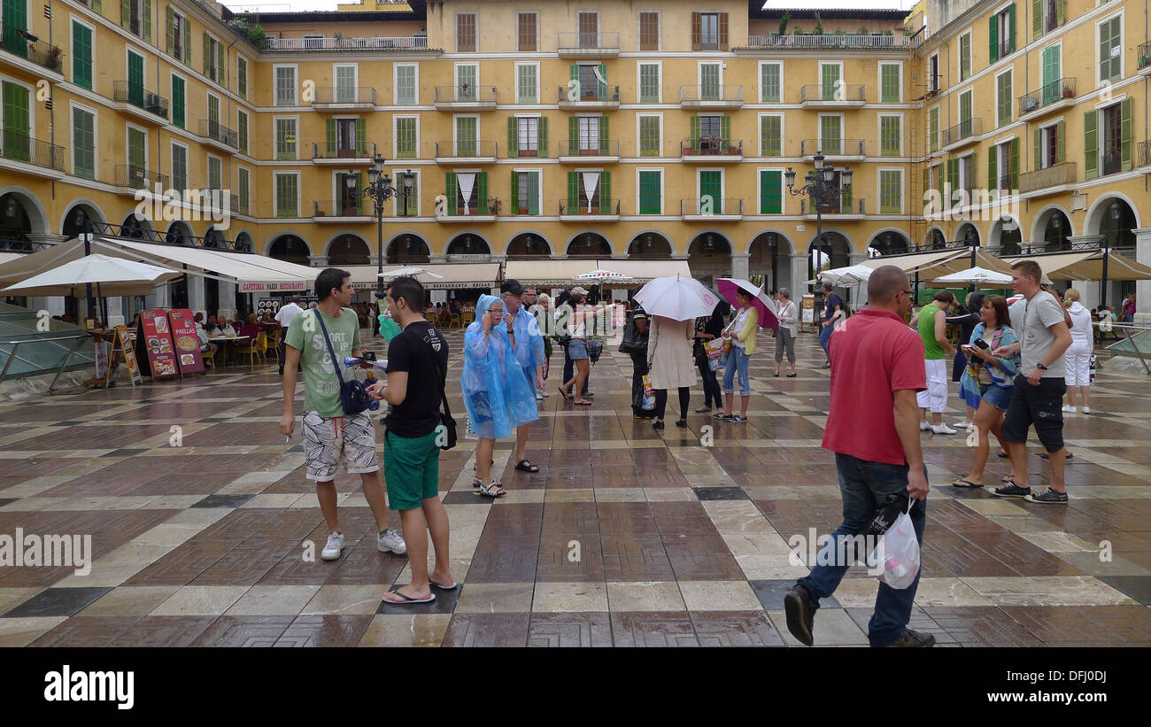 Tourists shopping palma de mallorca town hi-res stock photography and ...