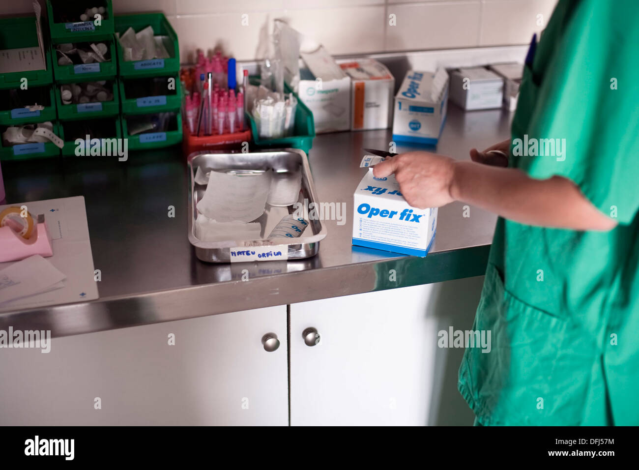 Hand cutting bandage hi-res stock photography and images - Alamy