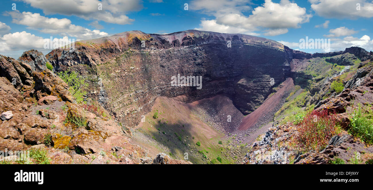 The volcanic crater of Mount Vesuvius, Italy Stock Photo - Alamy