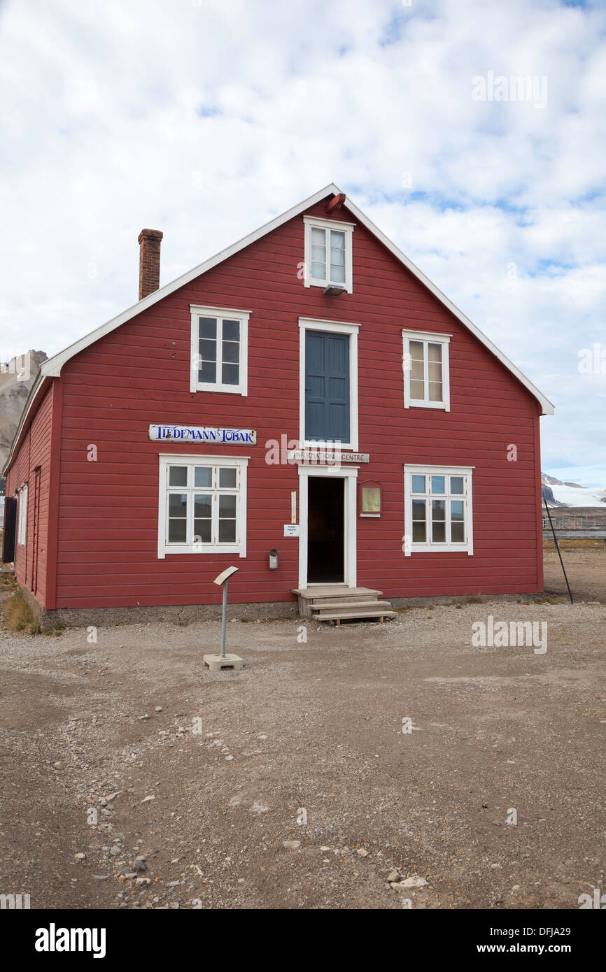 Research station building at Ny-Ålesund, Spitsbergen, Svalbard ...