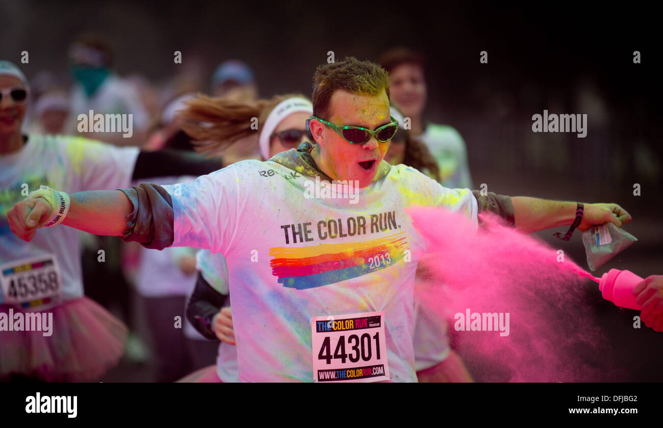 Berlin, Germany. 06th Oct, 2013. Runners are sprayed with color powder ...