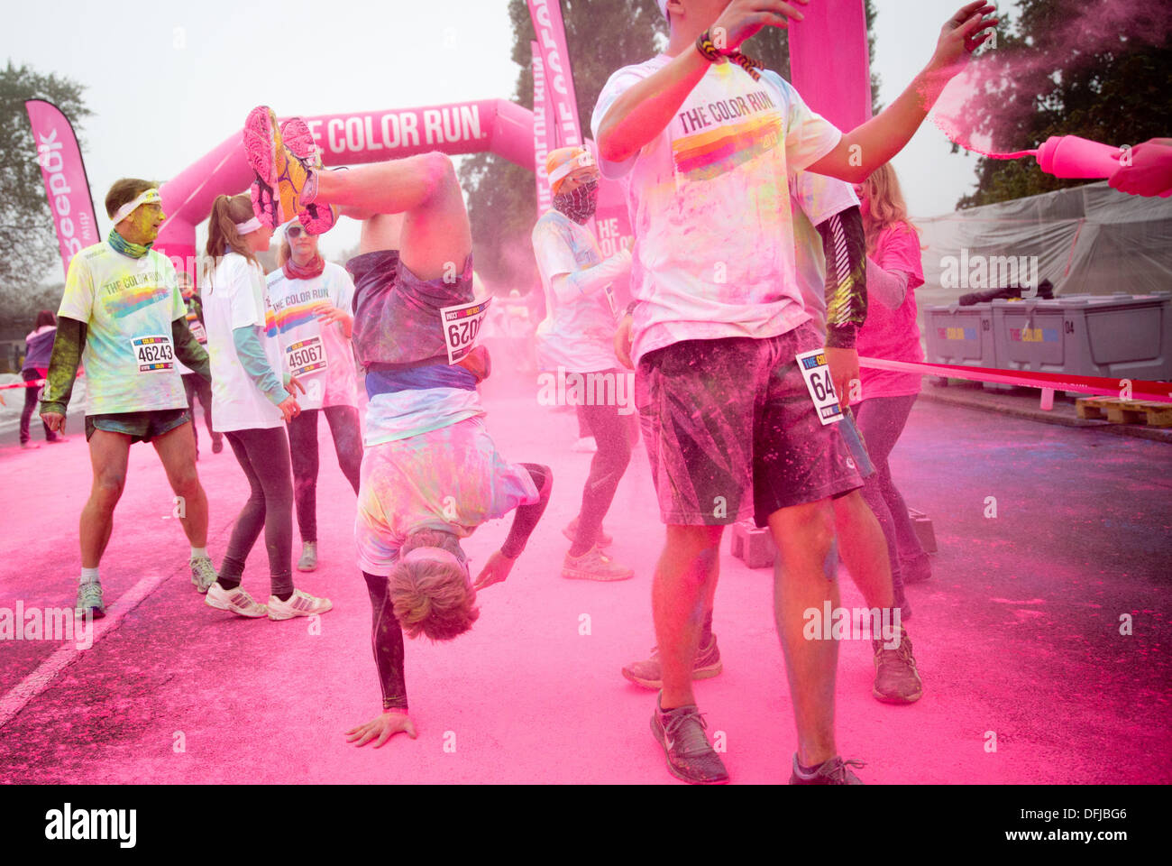 Berlin, Germany. 06th Oct, 2013. Runners are sprayed with color powder ...