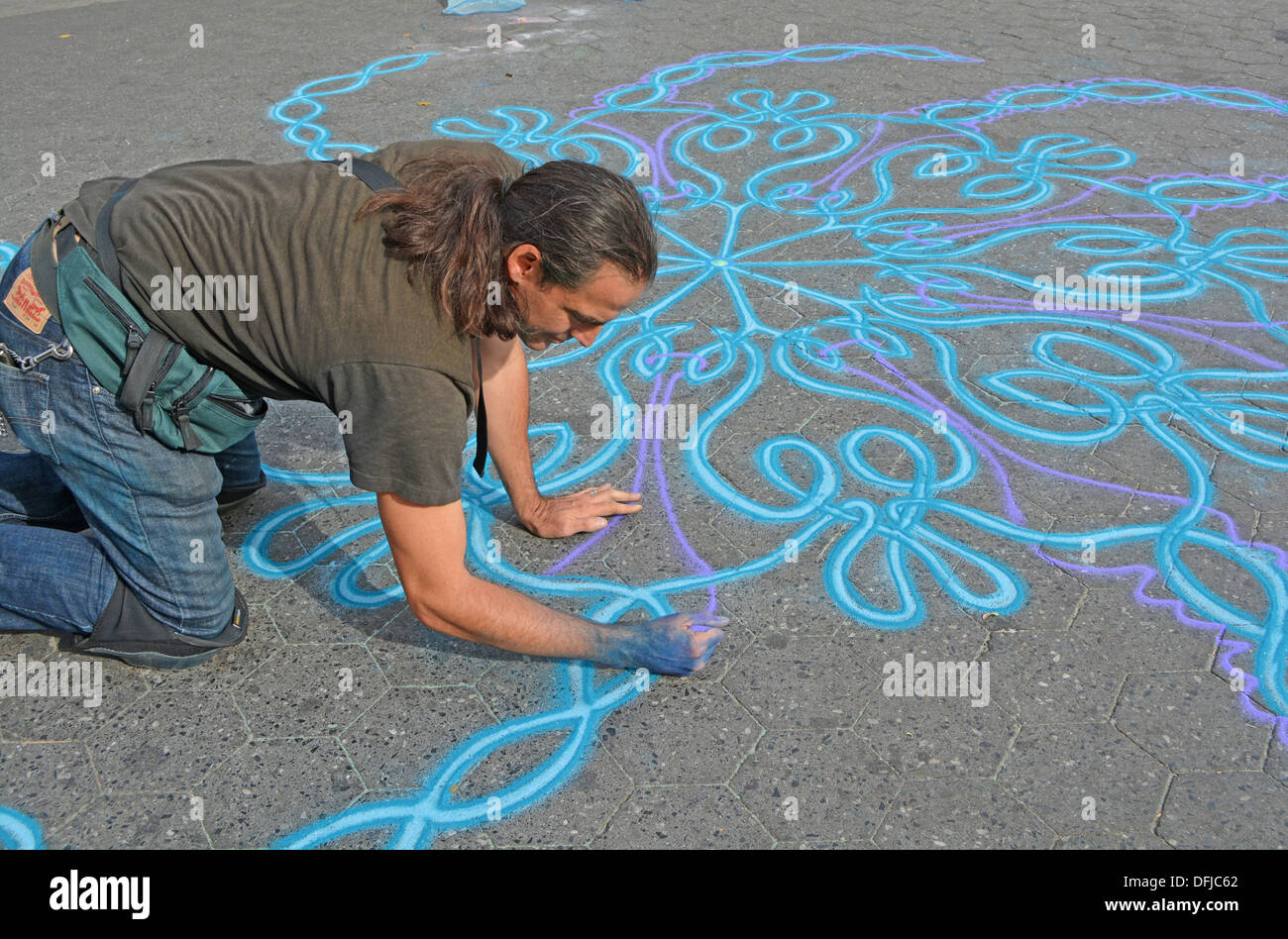 Joe Mangrum painting with sand in Union Square Park in lower Manhattan ...