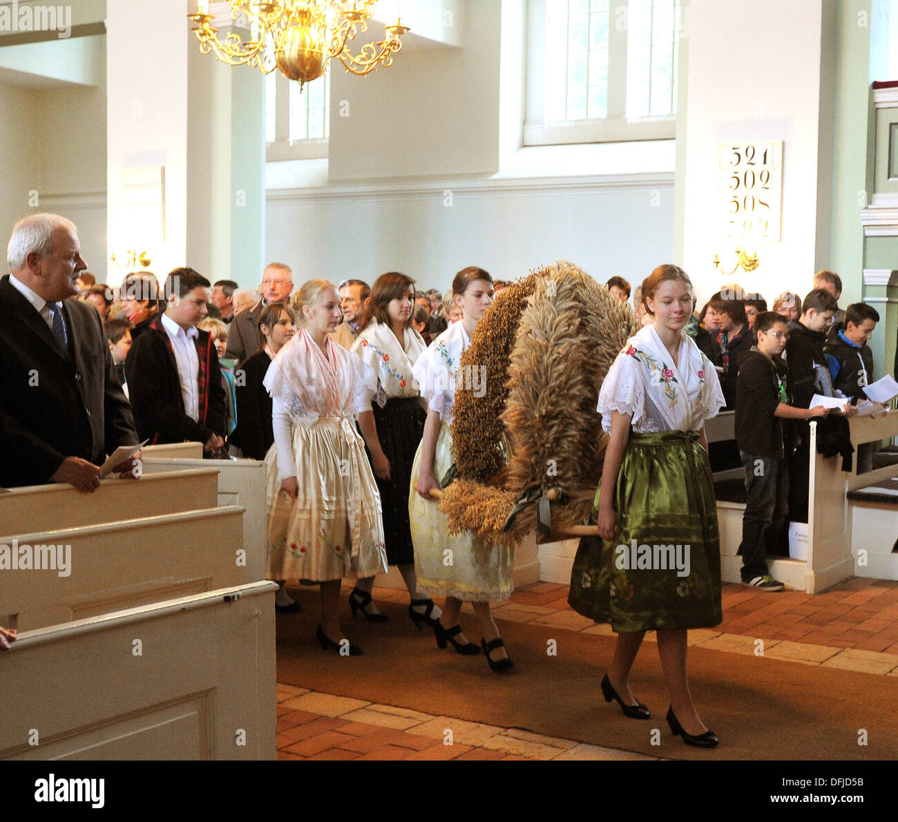 Straupitz, Germany. 06th Oct, 2013. Women in Wendish costumes hold a ...