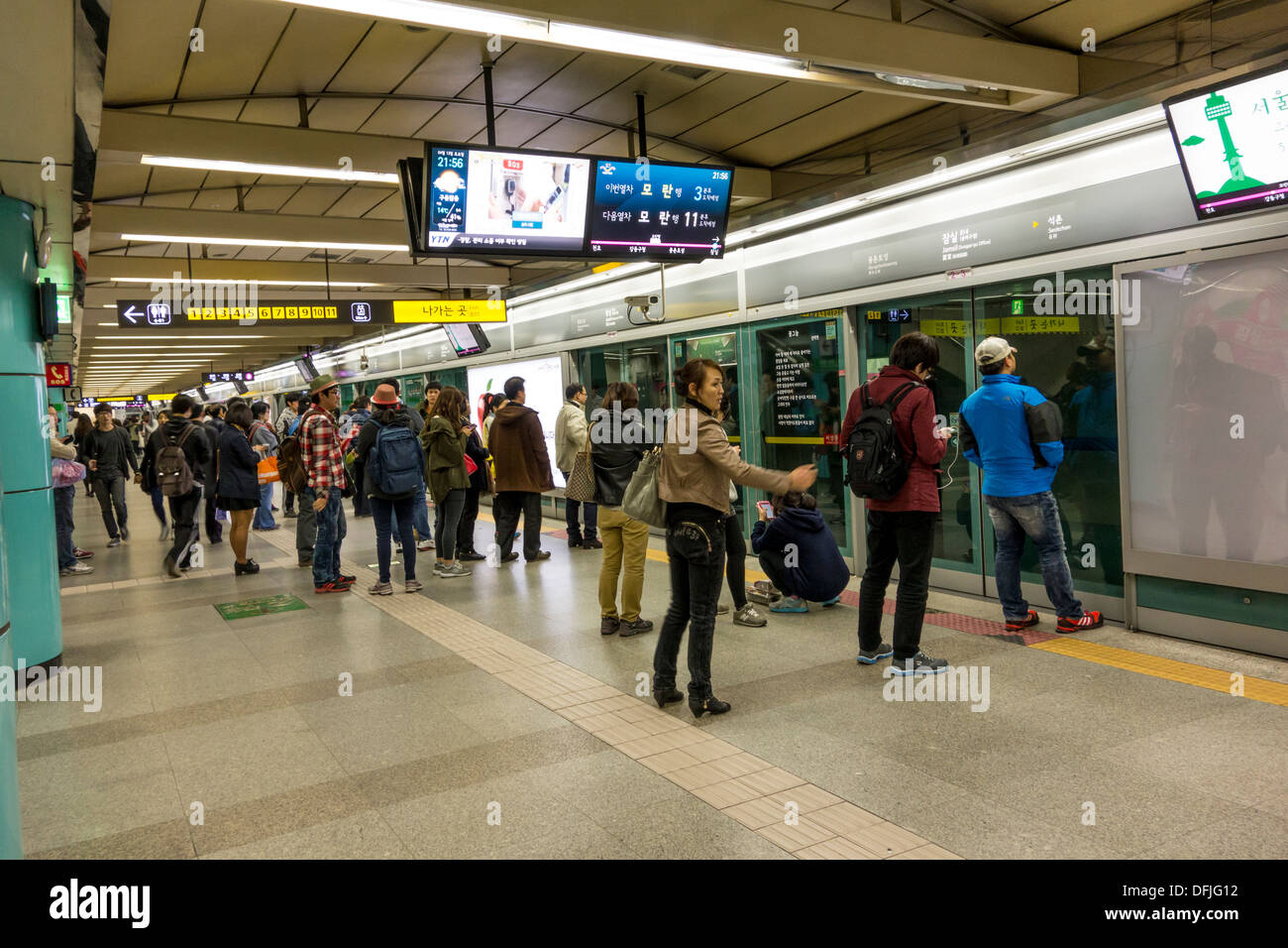 Passenger in queue waiting for train in subway station platform, Seoul ...