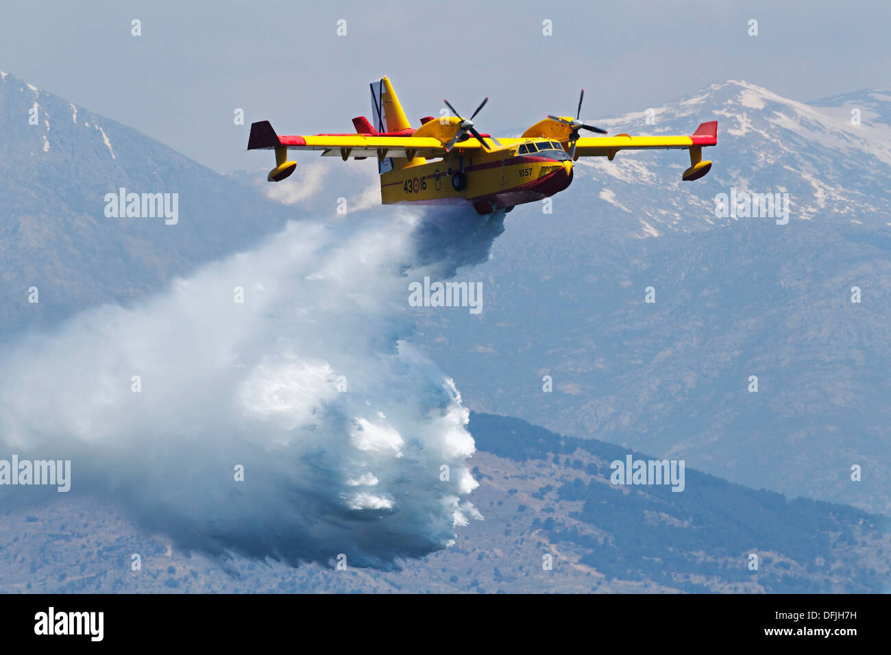 Seaplane fire fighting aircraft hi-res stock photography and images - Alamy