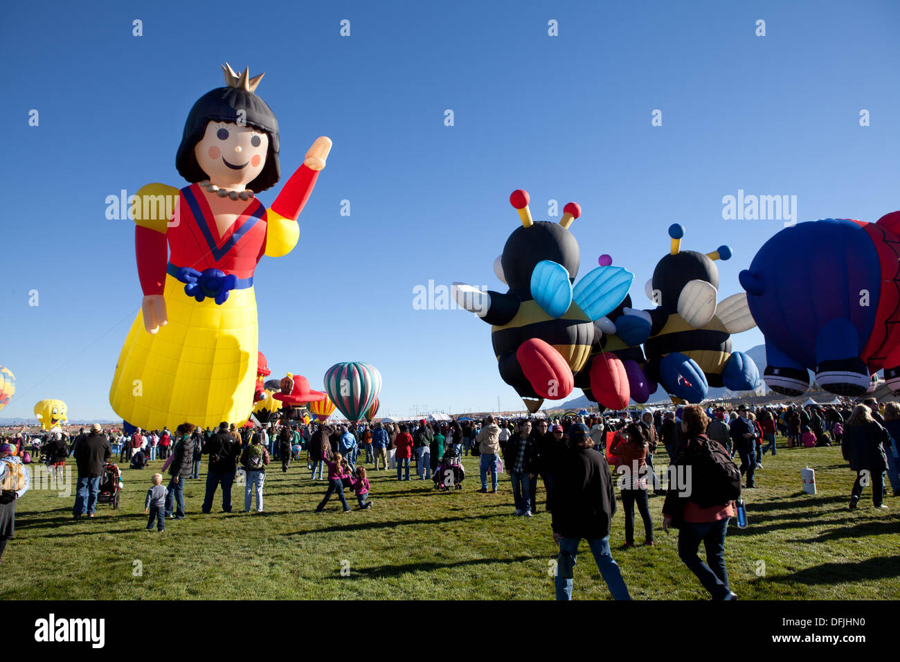 Albuquerque, NM, USA. 5th Oct, 2013. . The Snow White Balloon waves as ...