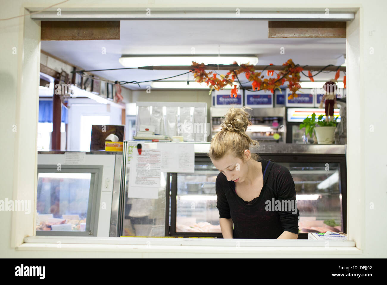 Shelby Smith at work in a Pawcatuck, Connecticut lobster shack Stock ...