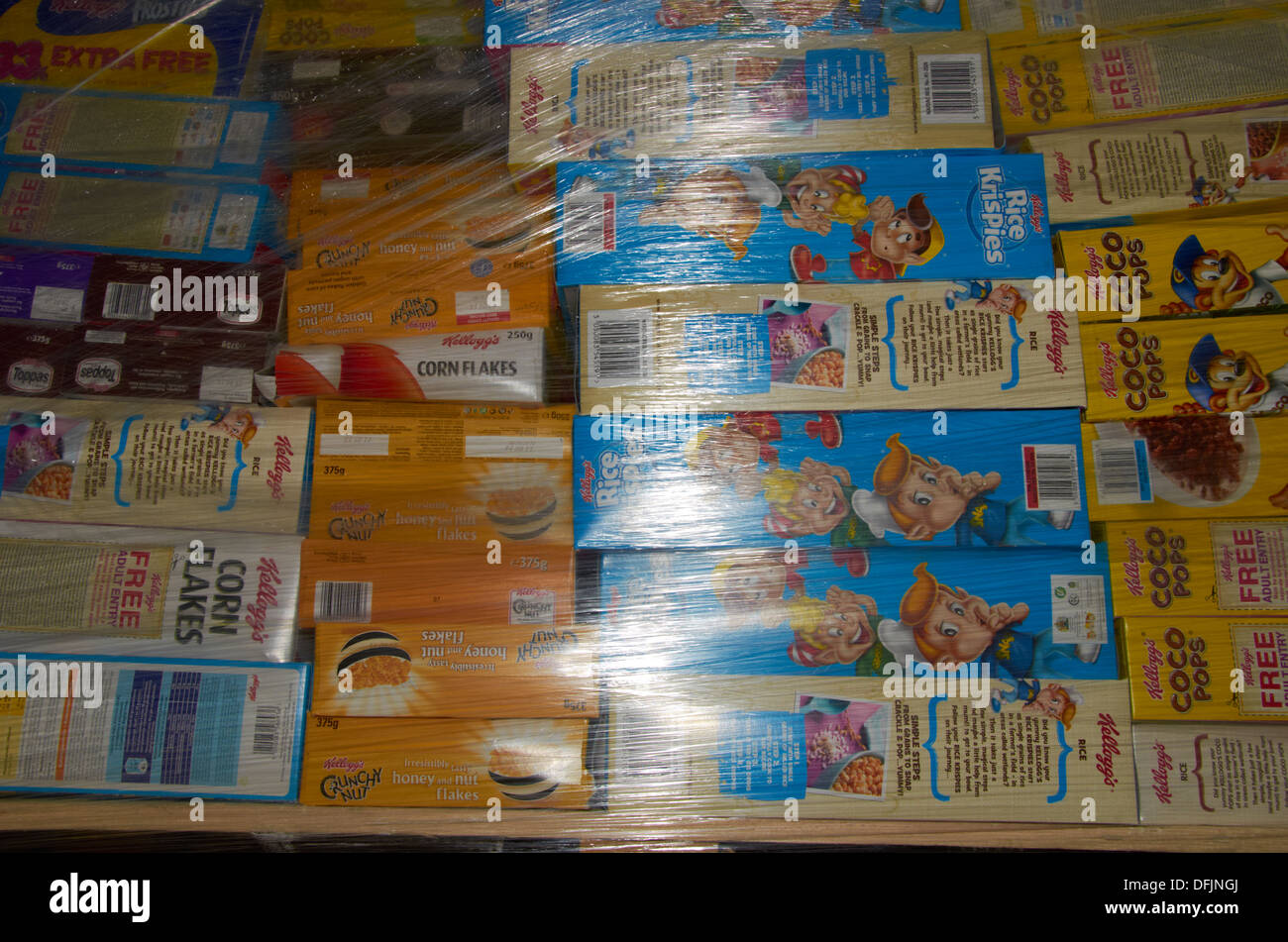Cereal box breakfast in food store hi-res stock photography and images ...