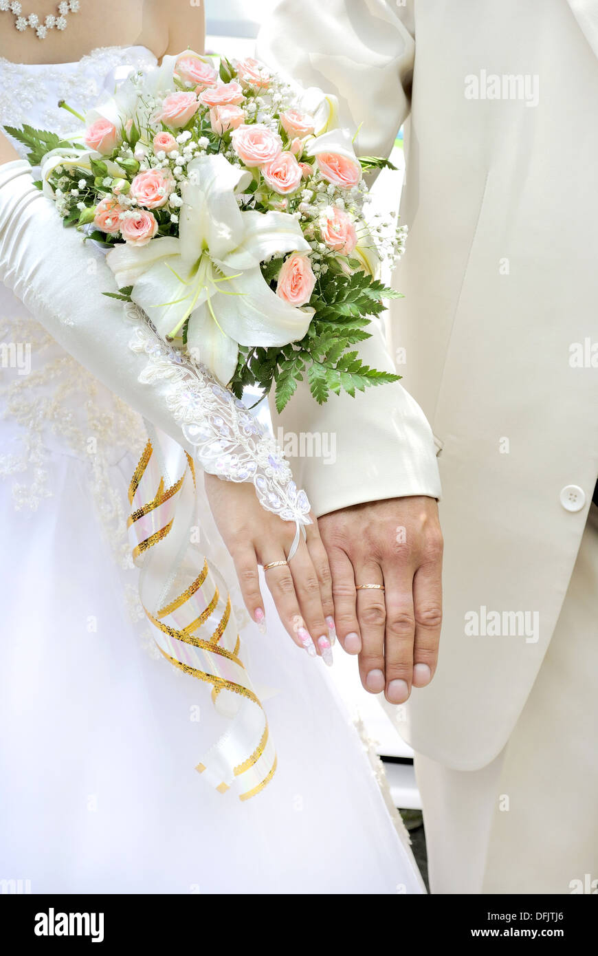 Wedding couples hands ring bouquet hi-res stock photography and images ...