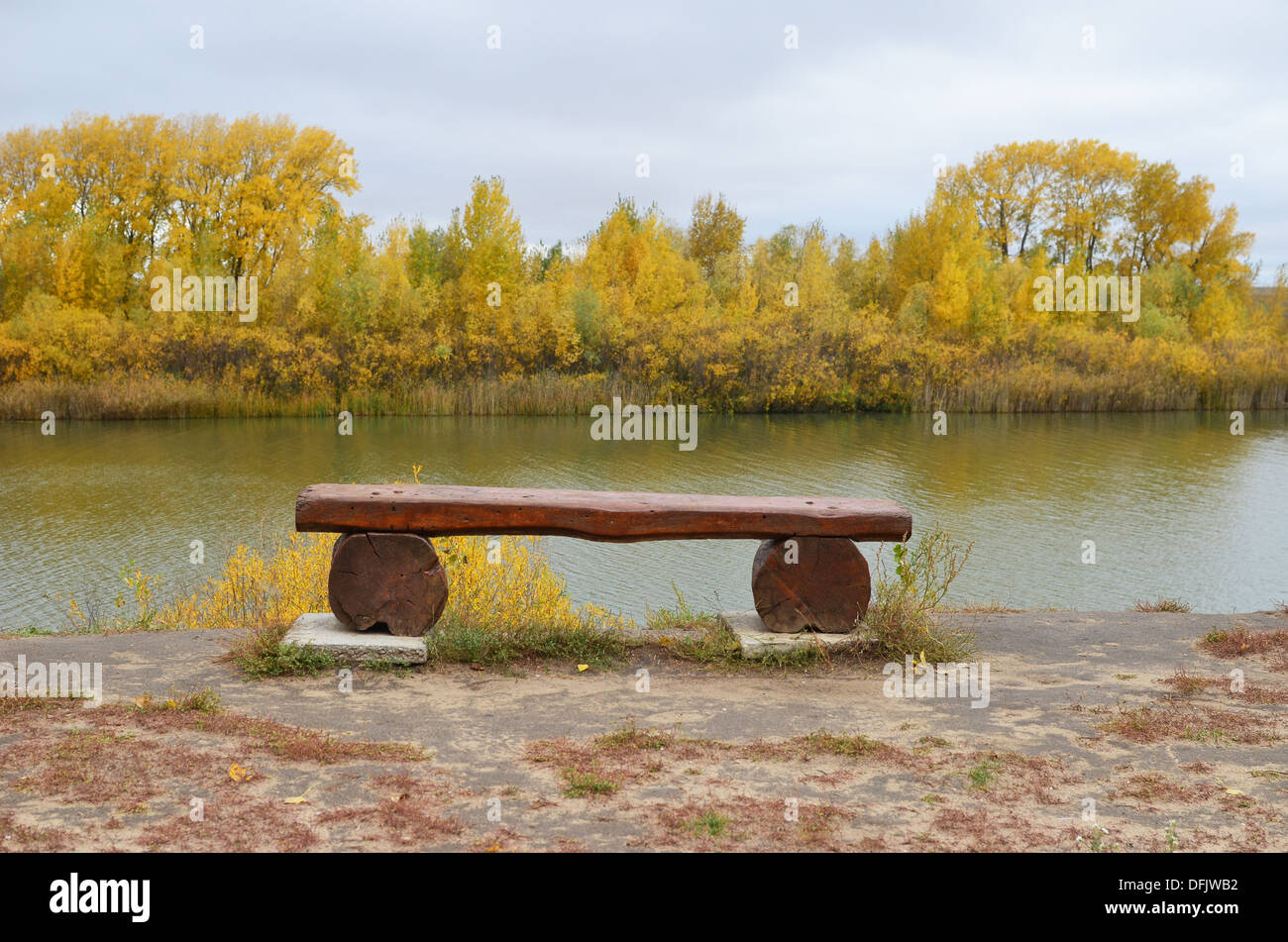 Bench by river hi-res stock photography and images - Alamy