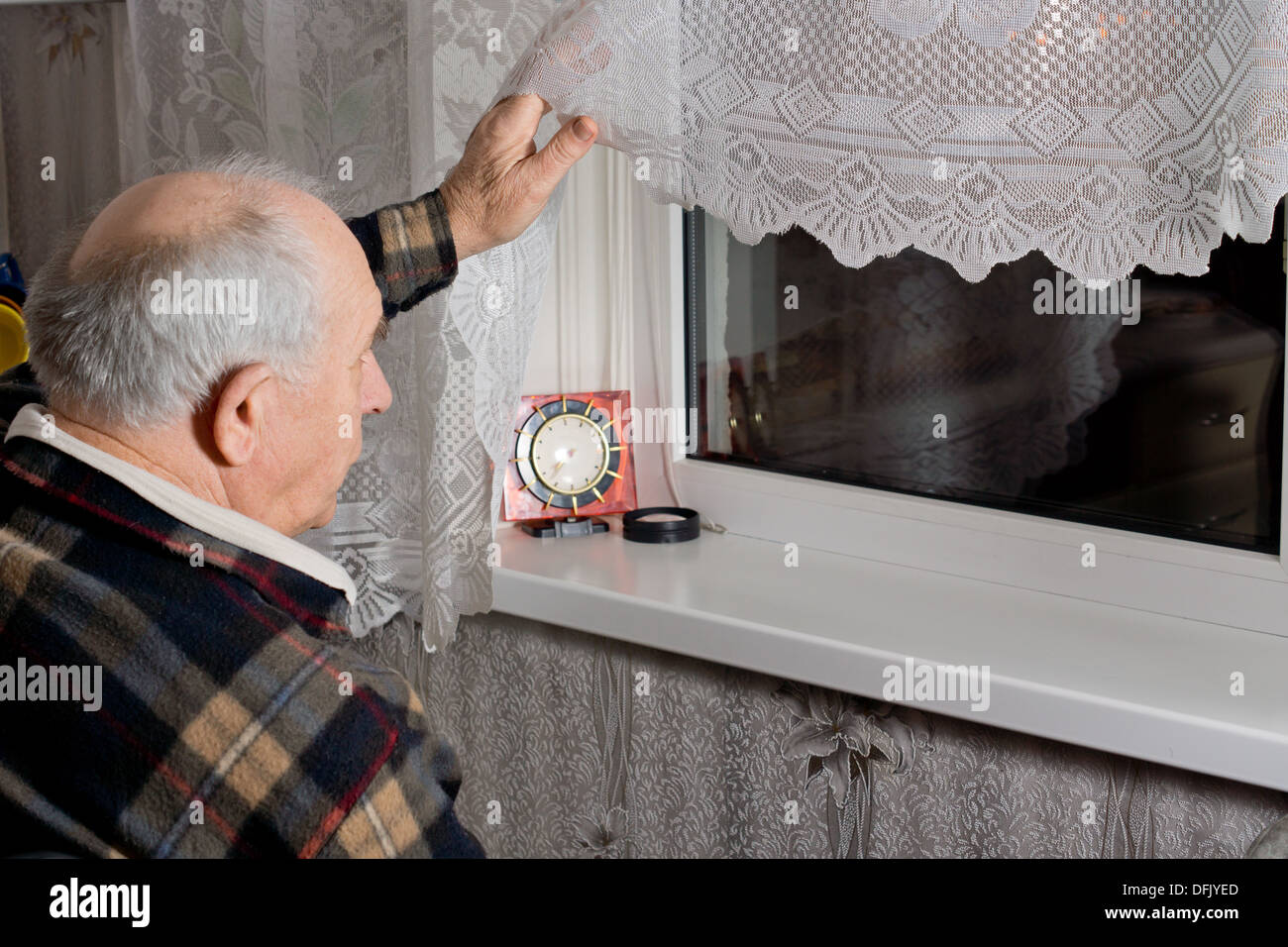Man peering in window hi-res stock photography and images - Alamy