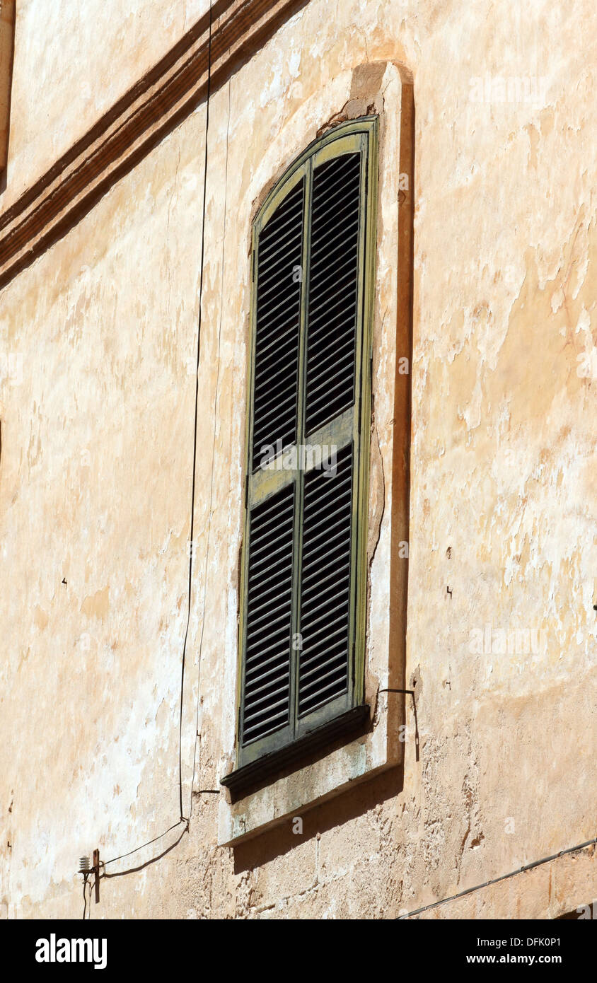 Shuttered shut hi-res stock photography and images - Alamy