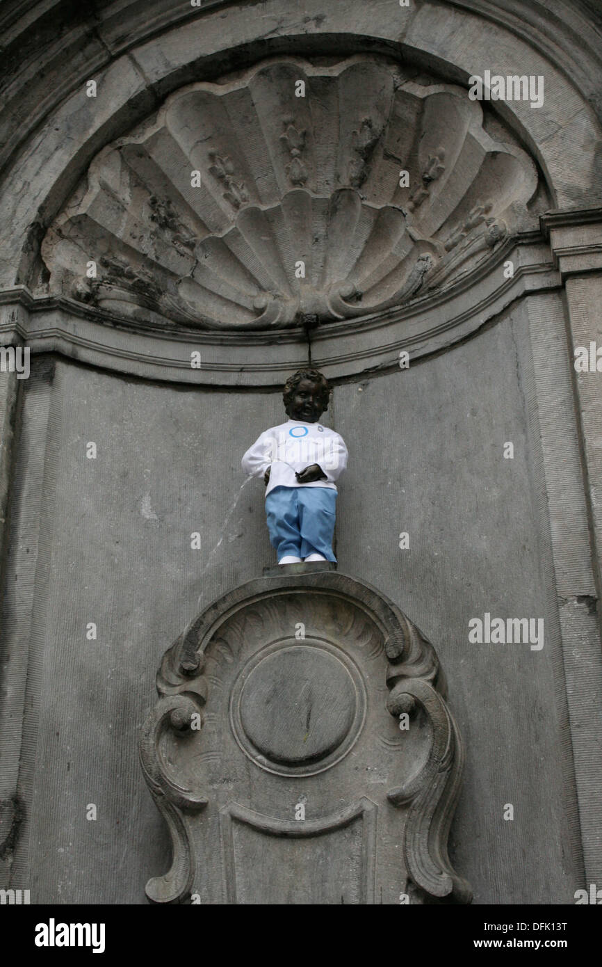 Famous Manneken pis in Brussels dressed Stock Photo - Alamy