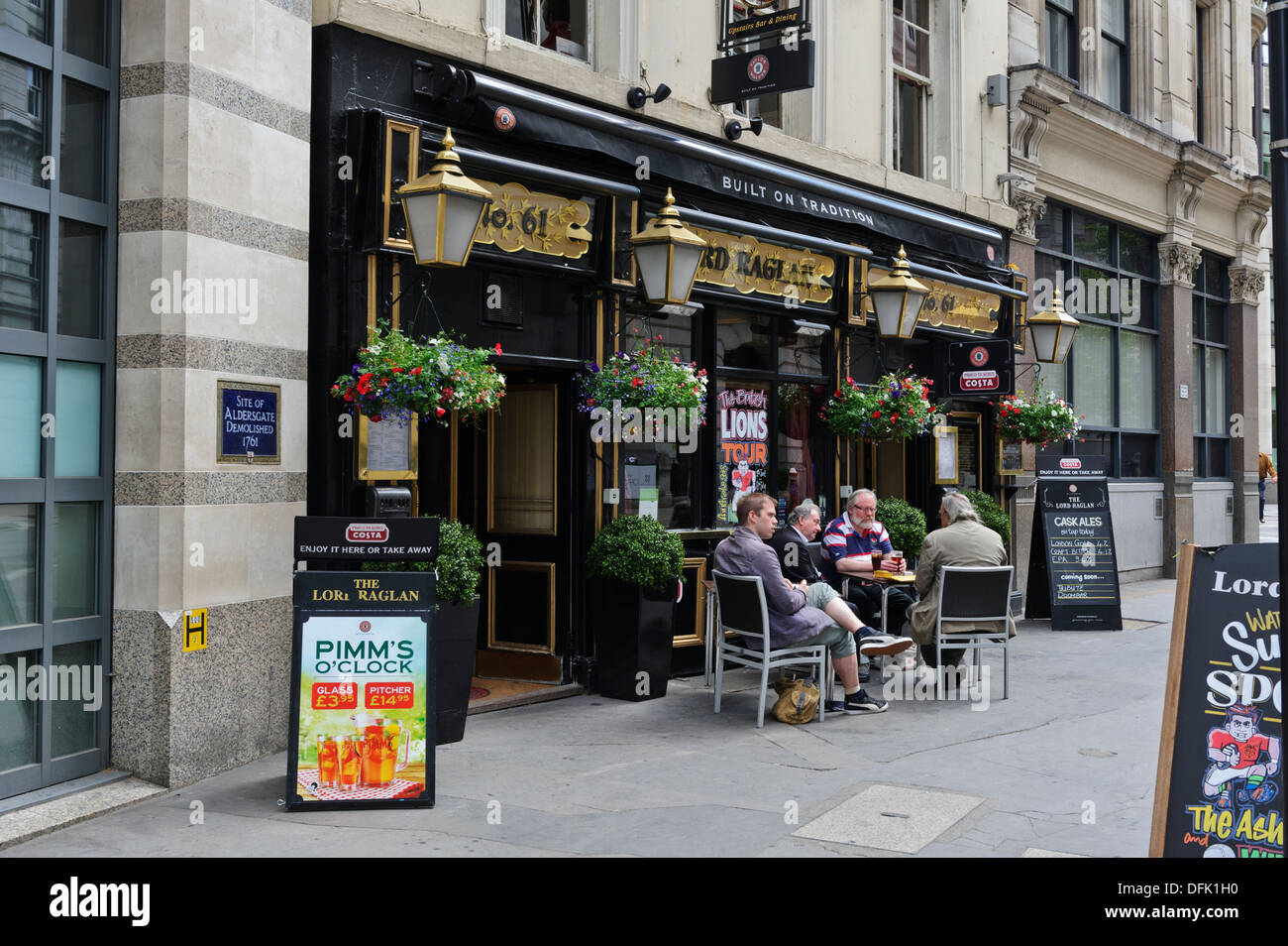 A typical traditional British pub, London, England, United Kingdom ...