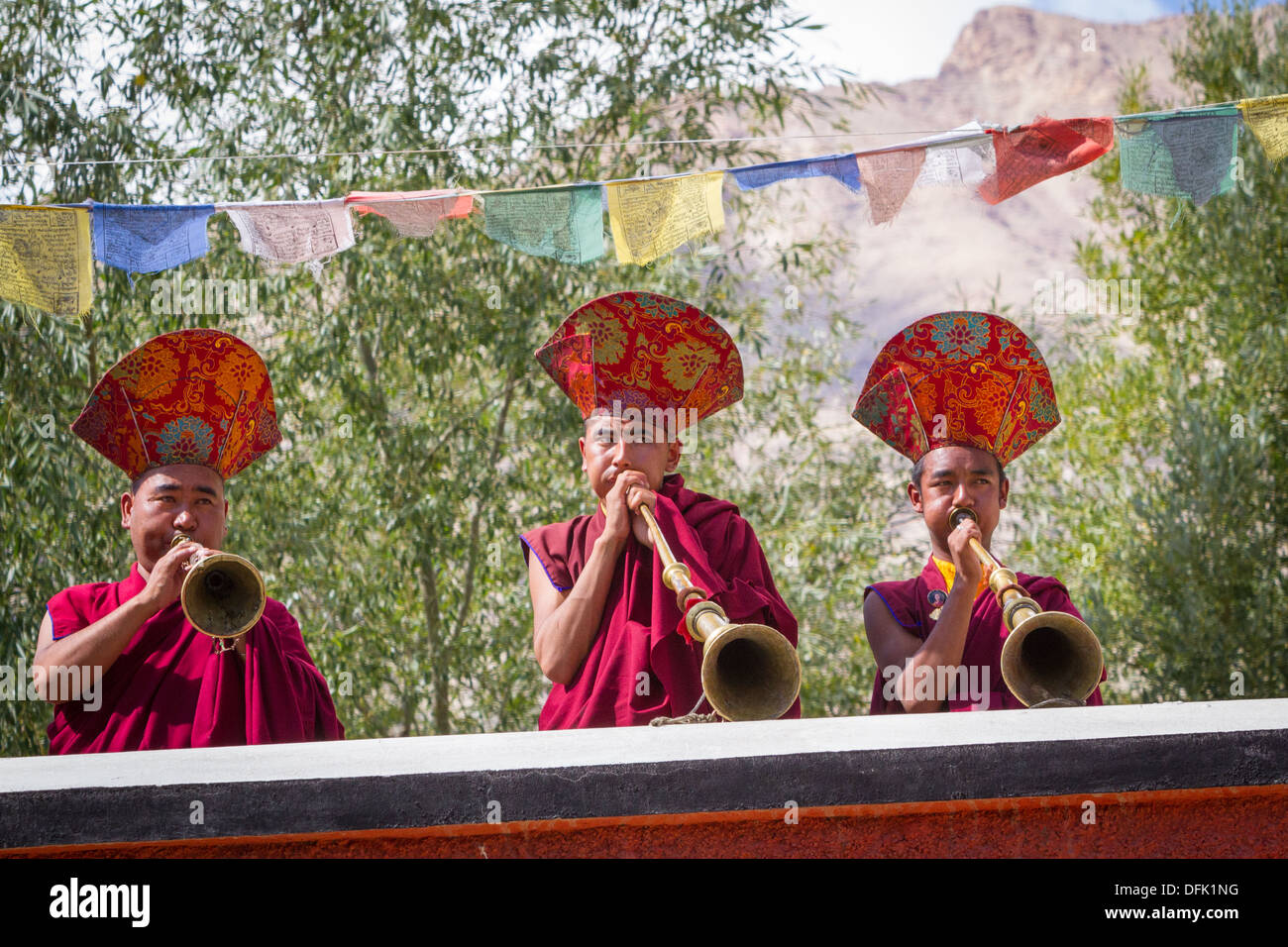 Tibetan buddhist monks mandala hi-res stock photography and images - Alamy