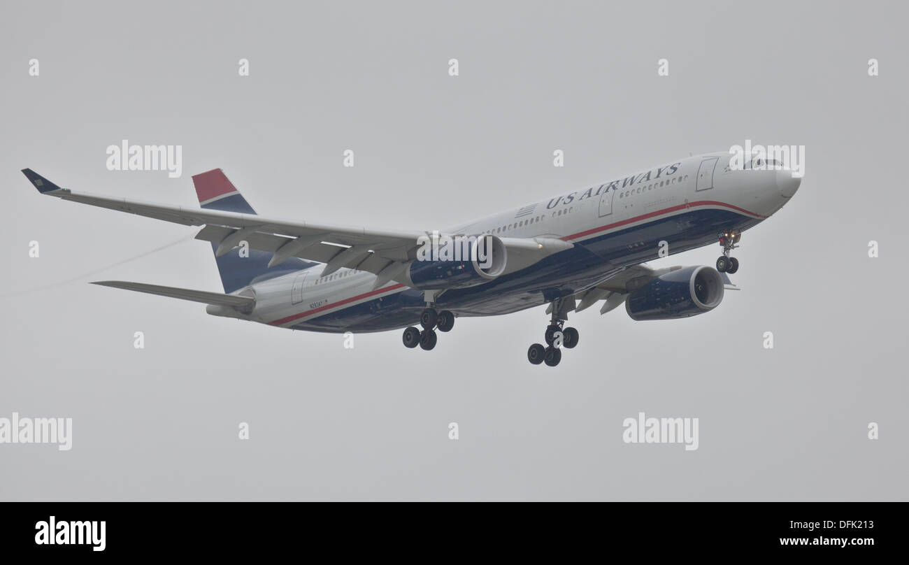 US Airways Airbus A330 N283AY coming into land at London-Heathrow ...