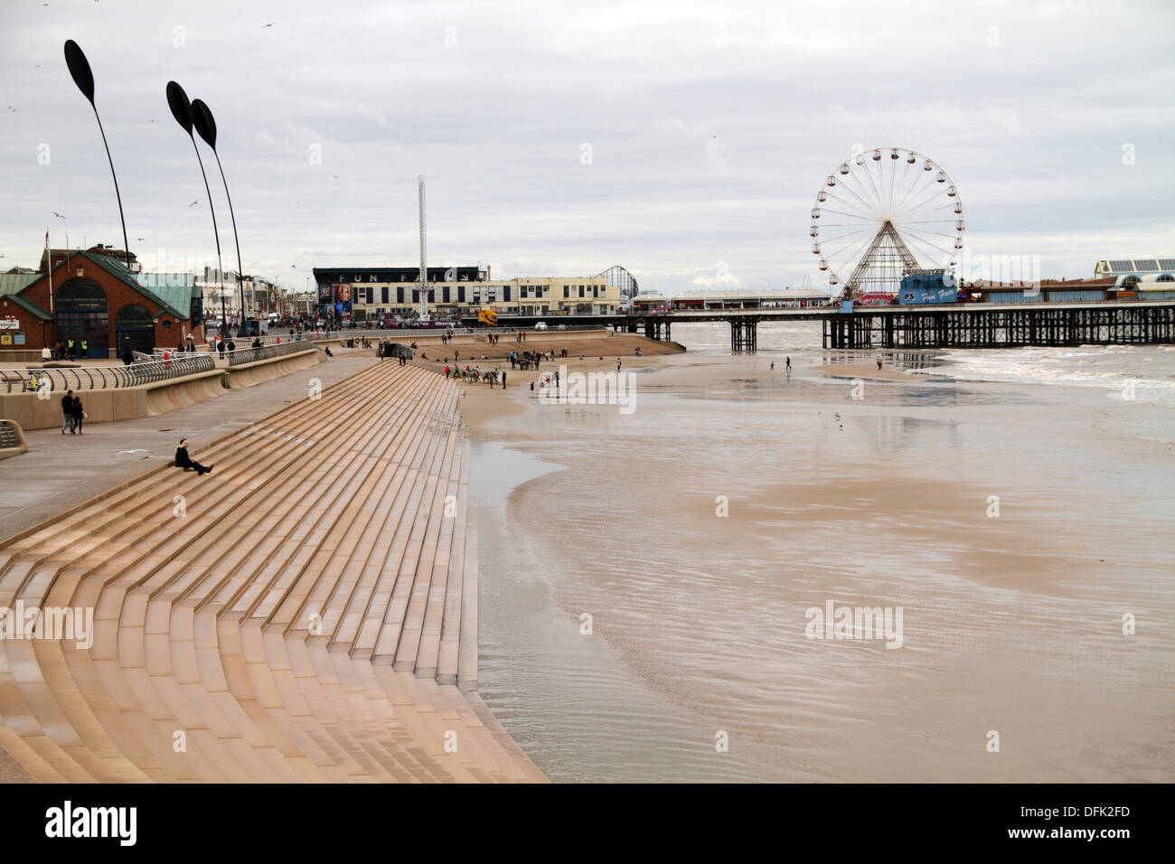 The sea front at blackpool hi-res stock photography and images - Alamy