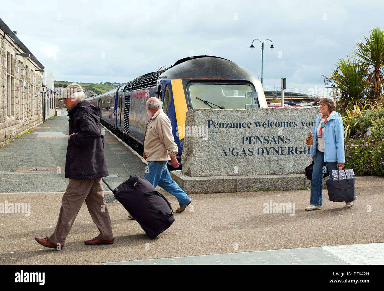 Passengers visitors arrive station hi-res stock photography and images ...