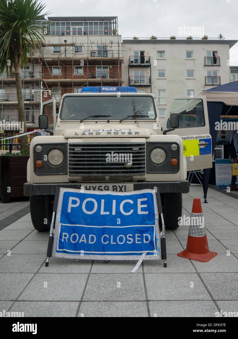 Police land rover hi-res stock photography and images - Alamy