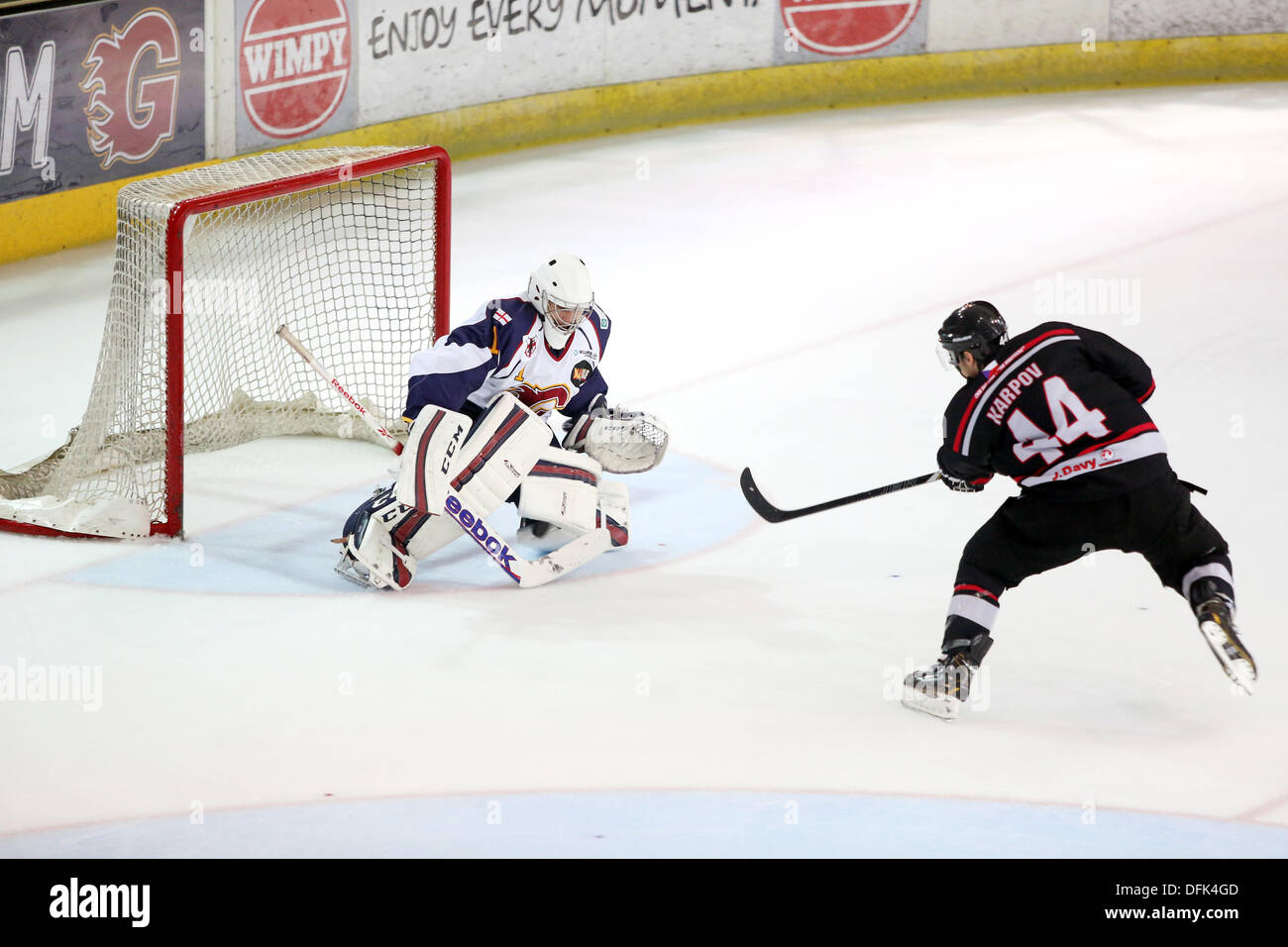 Ice Hockey, Guildford, Surrey. Guildford Flames 4-5 Basingstoke Bison ...