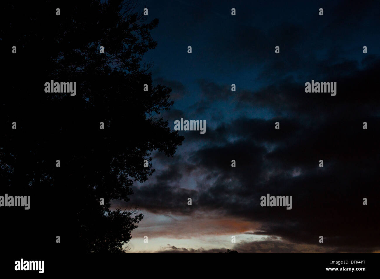 Dark blue sky sunset clouds hi-res stock photography and images - Alamy