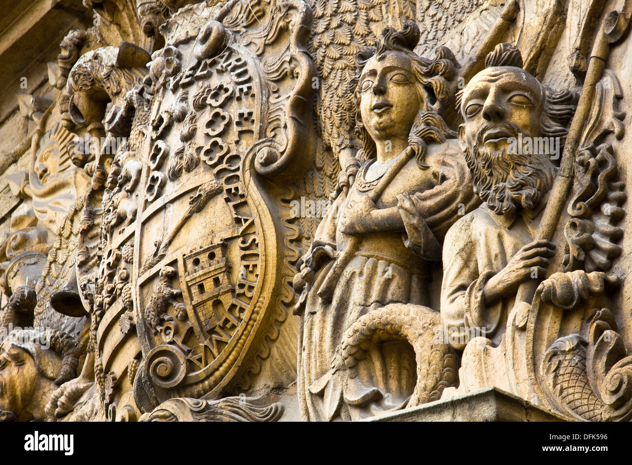 Palace shield hi-res stock photography and images - Alamy