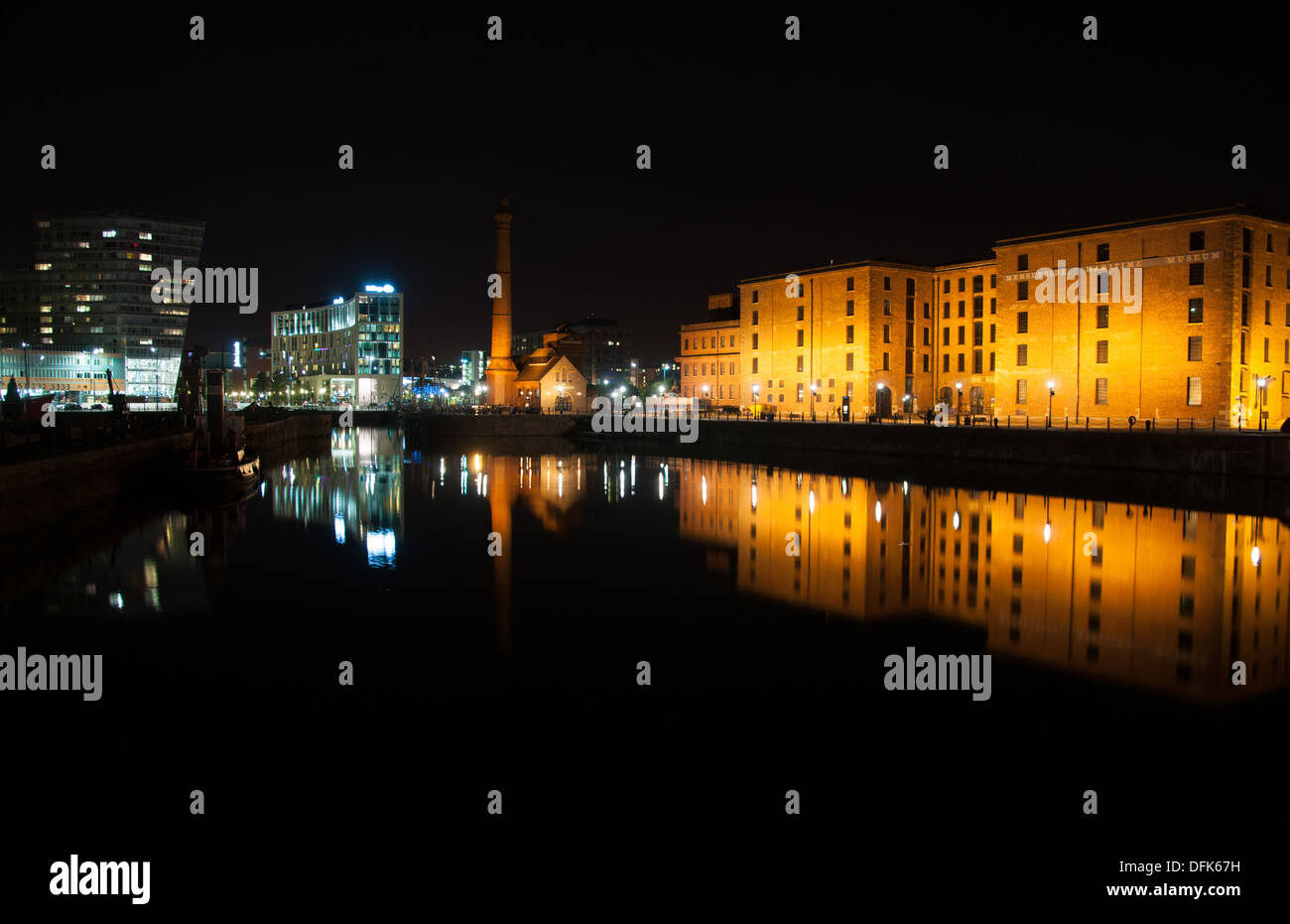 Albert dock night hi-res stock photography and images - Alamy