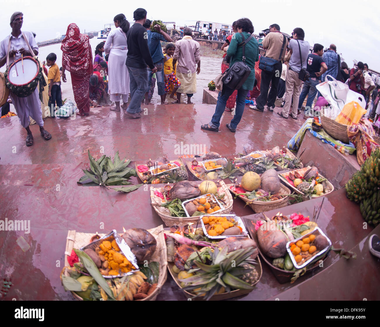 Ganga bank hi-res stock photography and images - Alamy