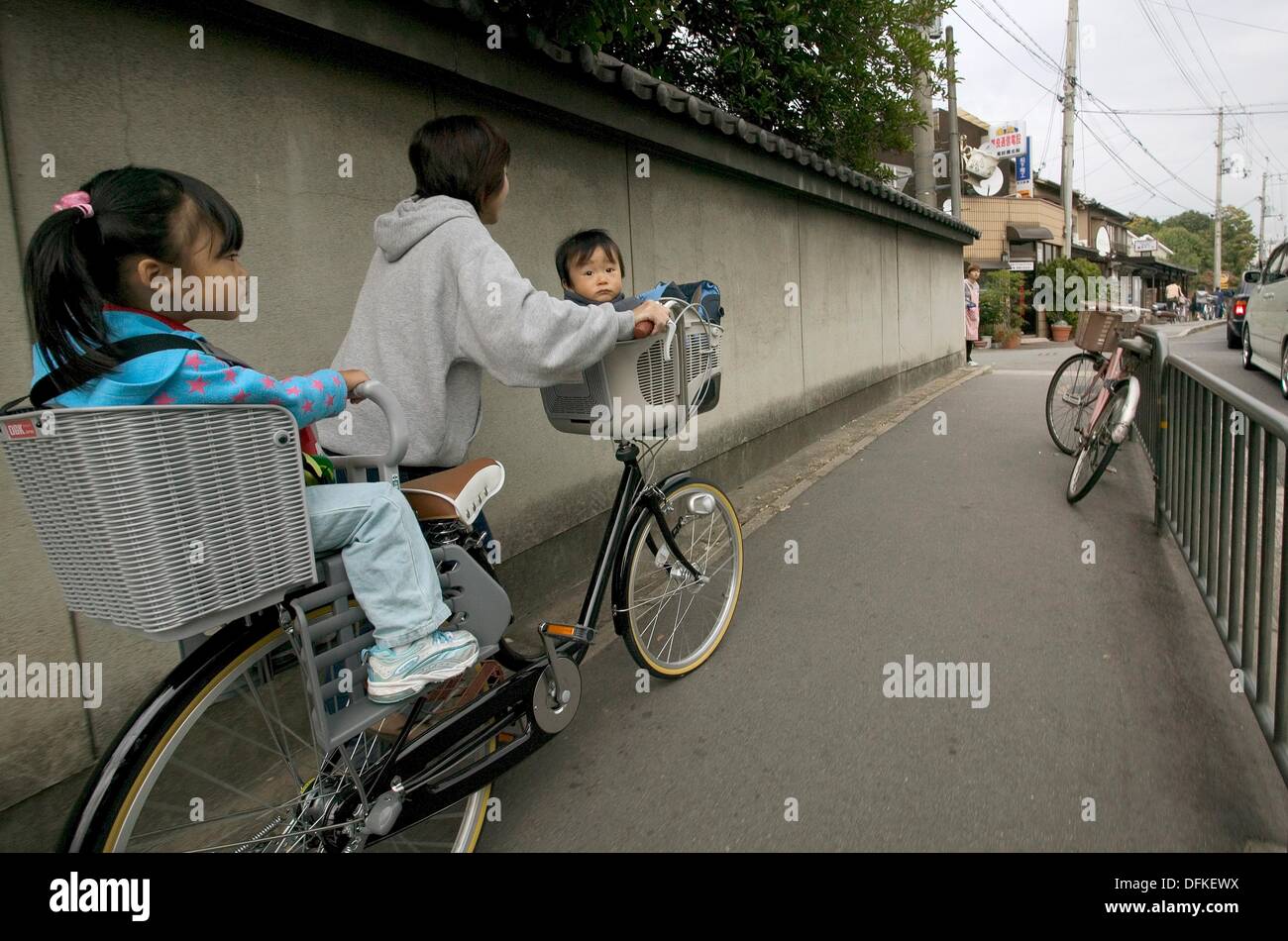 Bicycle family japan hi-res stock photography and images - Alamy
