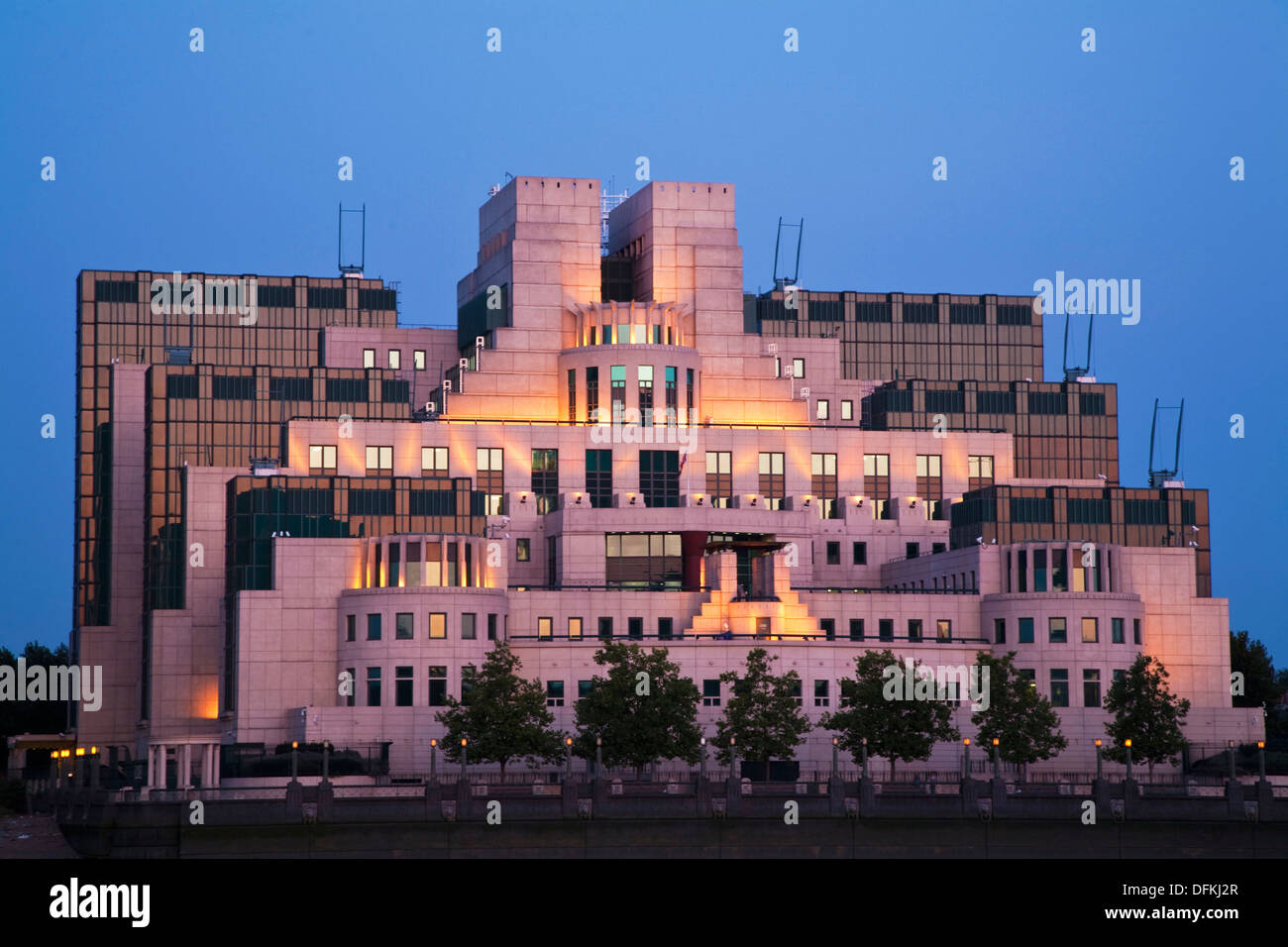 Mi6 building london hi-res stock photography and images - Alamy