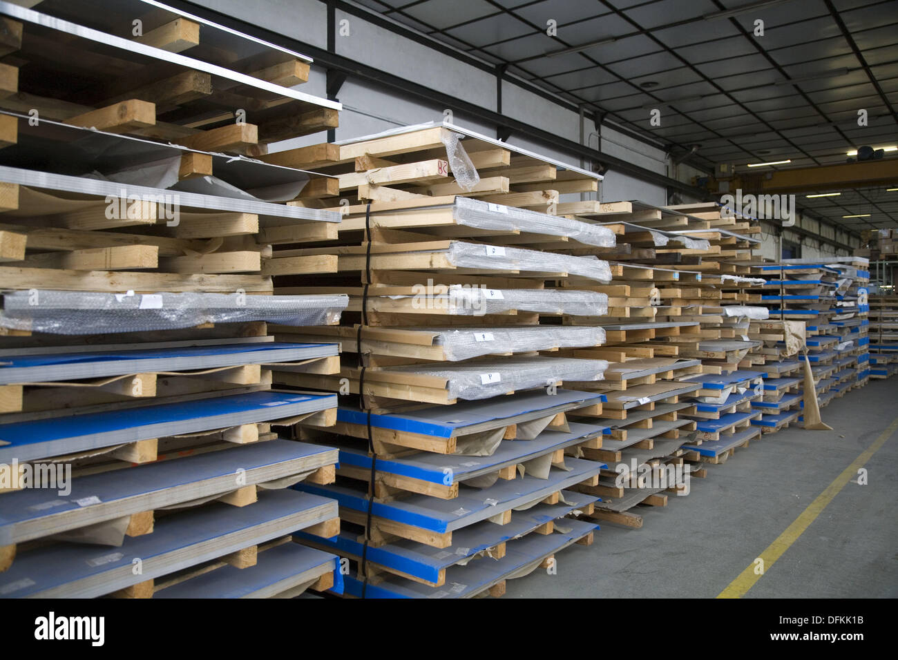 Shipping palettes hi-res stock photography and images - Alamy