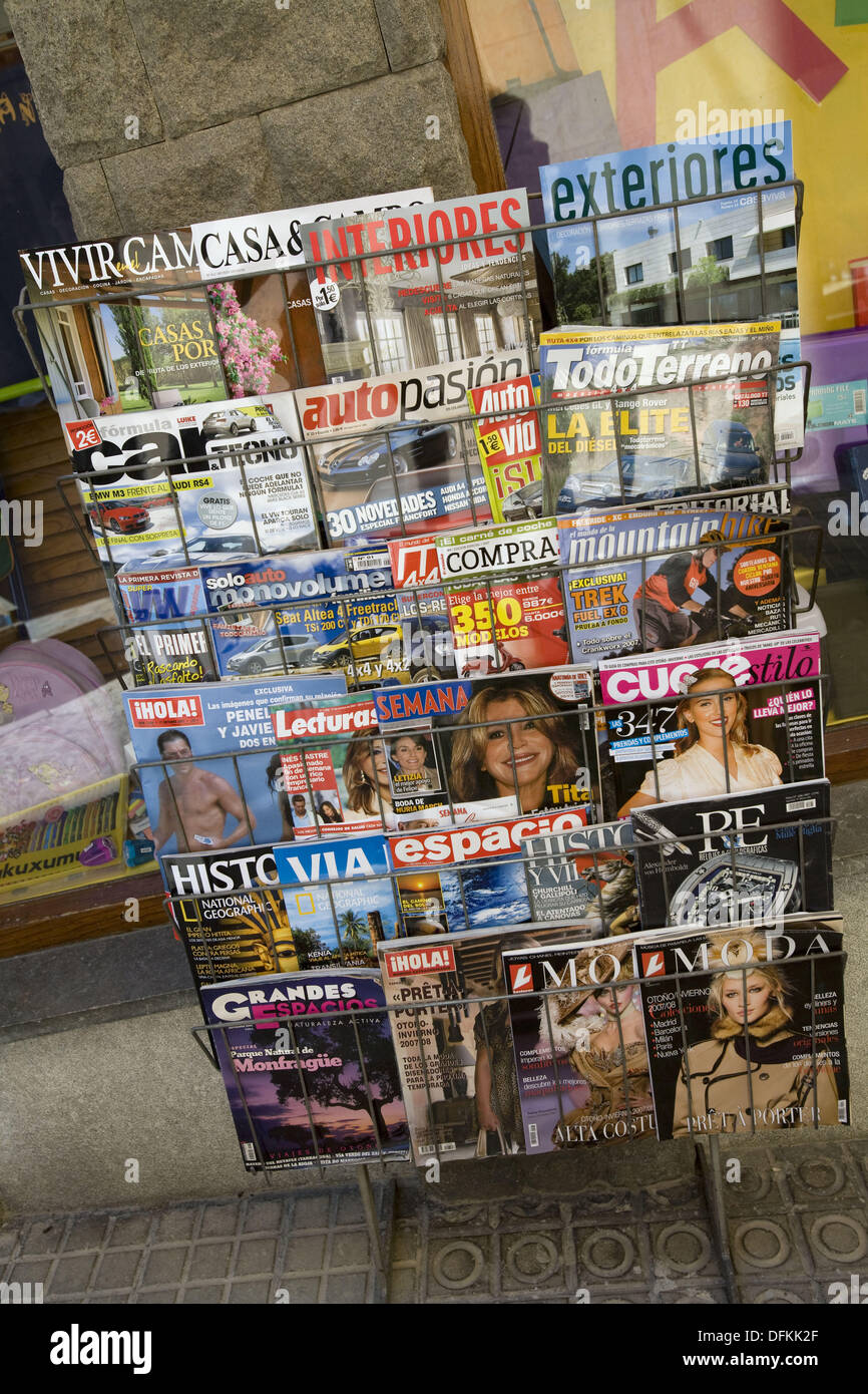Stand with the press magazines hi-res stock photography and images - Alamy