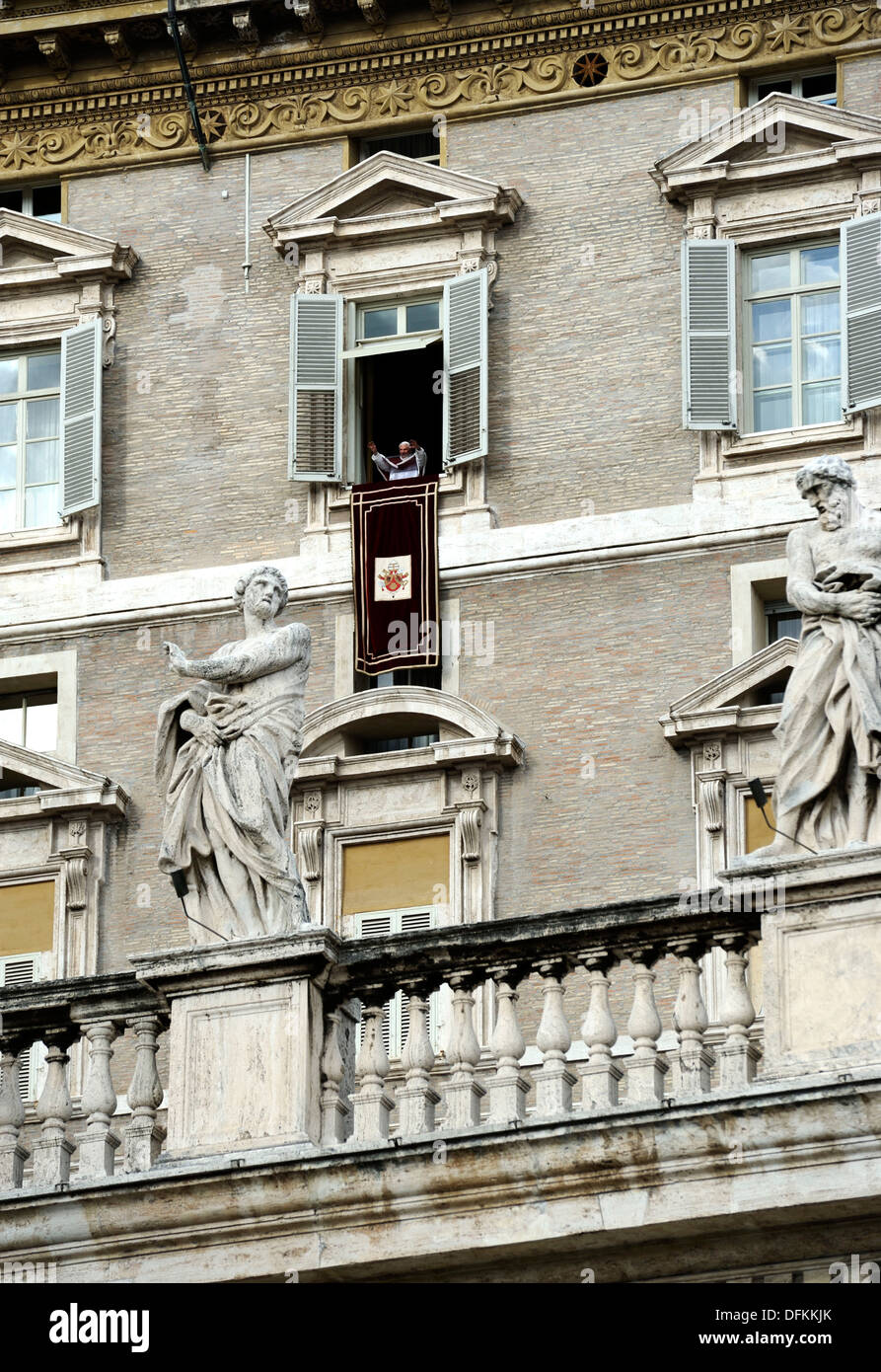Angelus st peter s square hi-res stock photography and images - Alamy