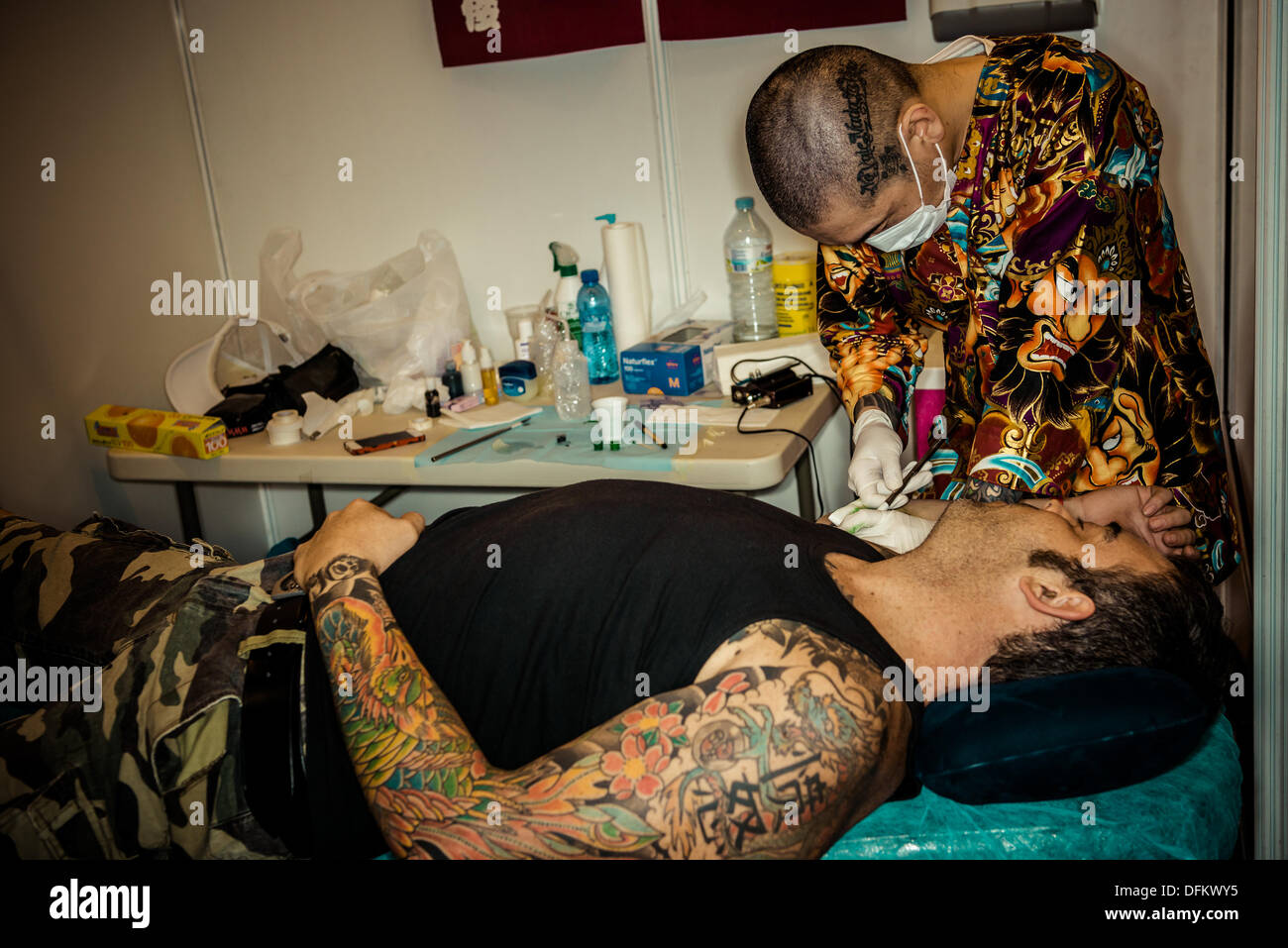 Barcelona, Spain. 6th Oct, 2013: Tattoo artist from the studio "Tokio ...